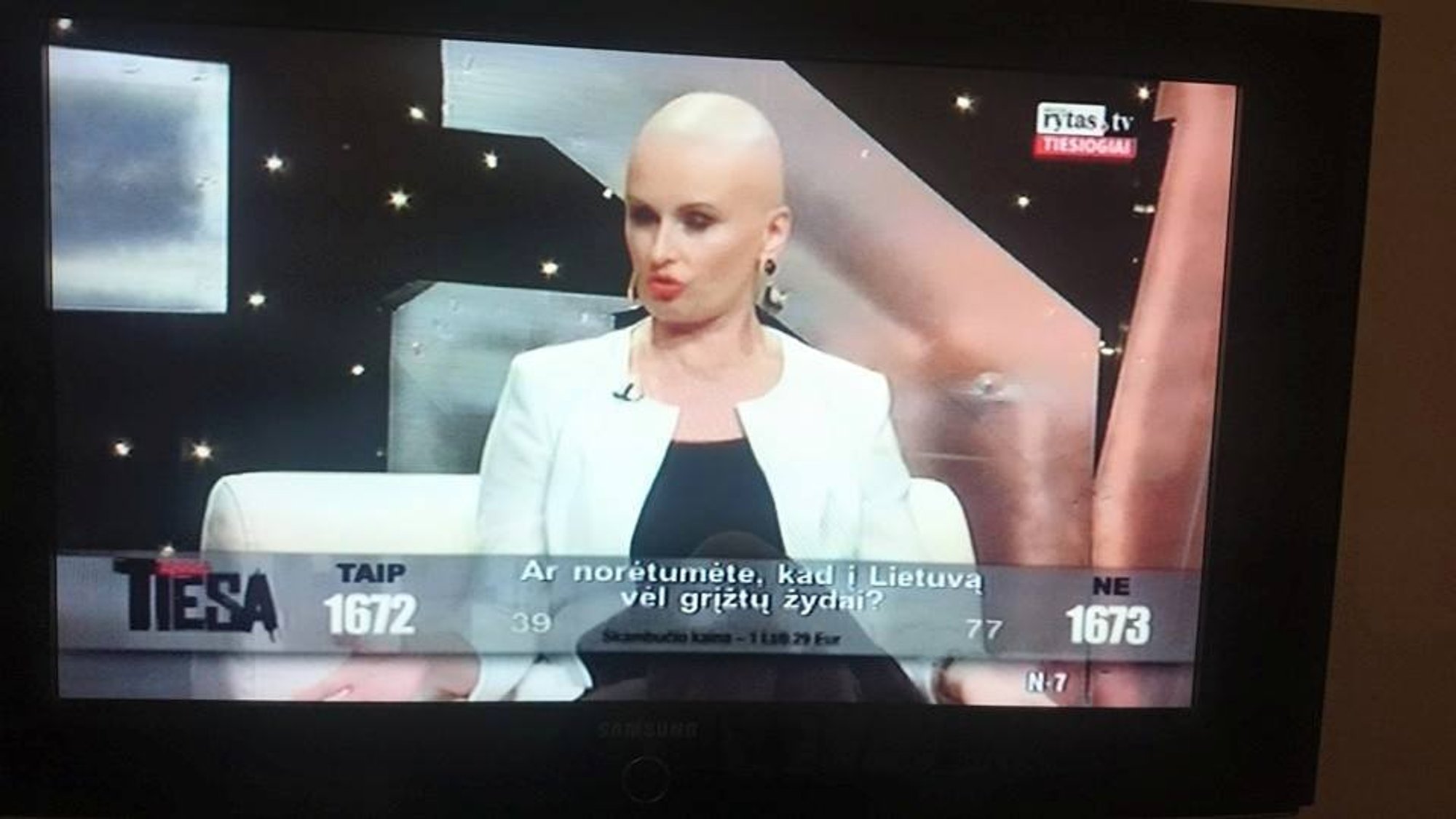 R. Janutienė šokiravo: prieš TV kameras pasirodė plika galva - Delfi veidai