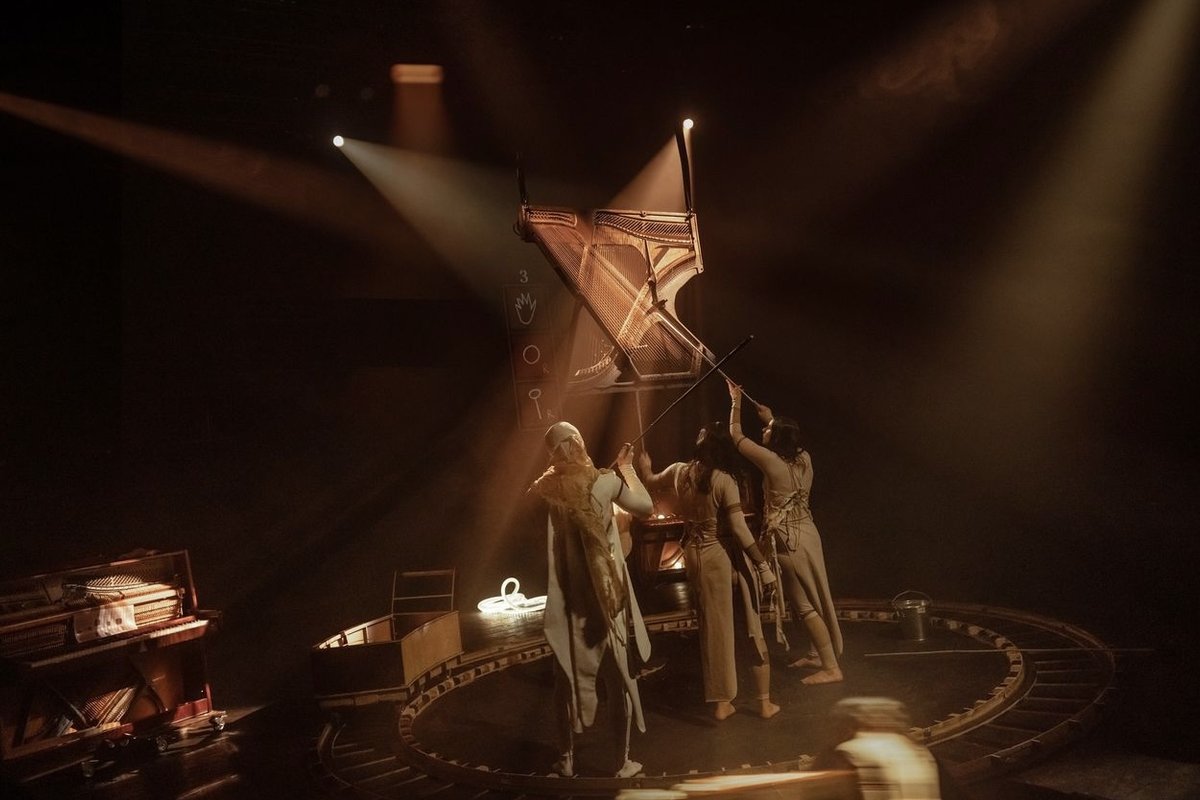 Scenoje atgis unikalus yrančių pianinų ir rūšiavimo industrijos ...