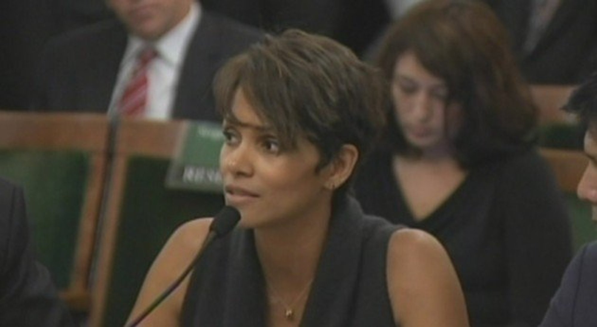 Aktorė H. Berry išsakė, ką galvoja apie Holivudo paparacus - Delfi TV