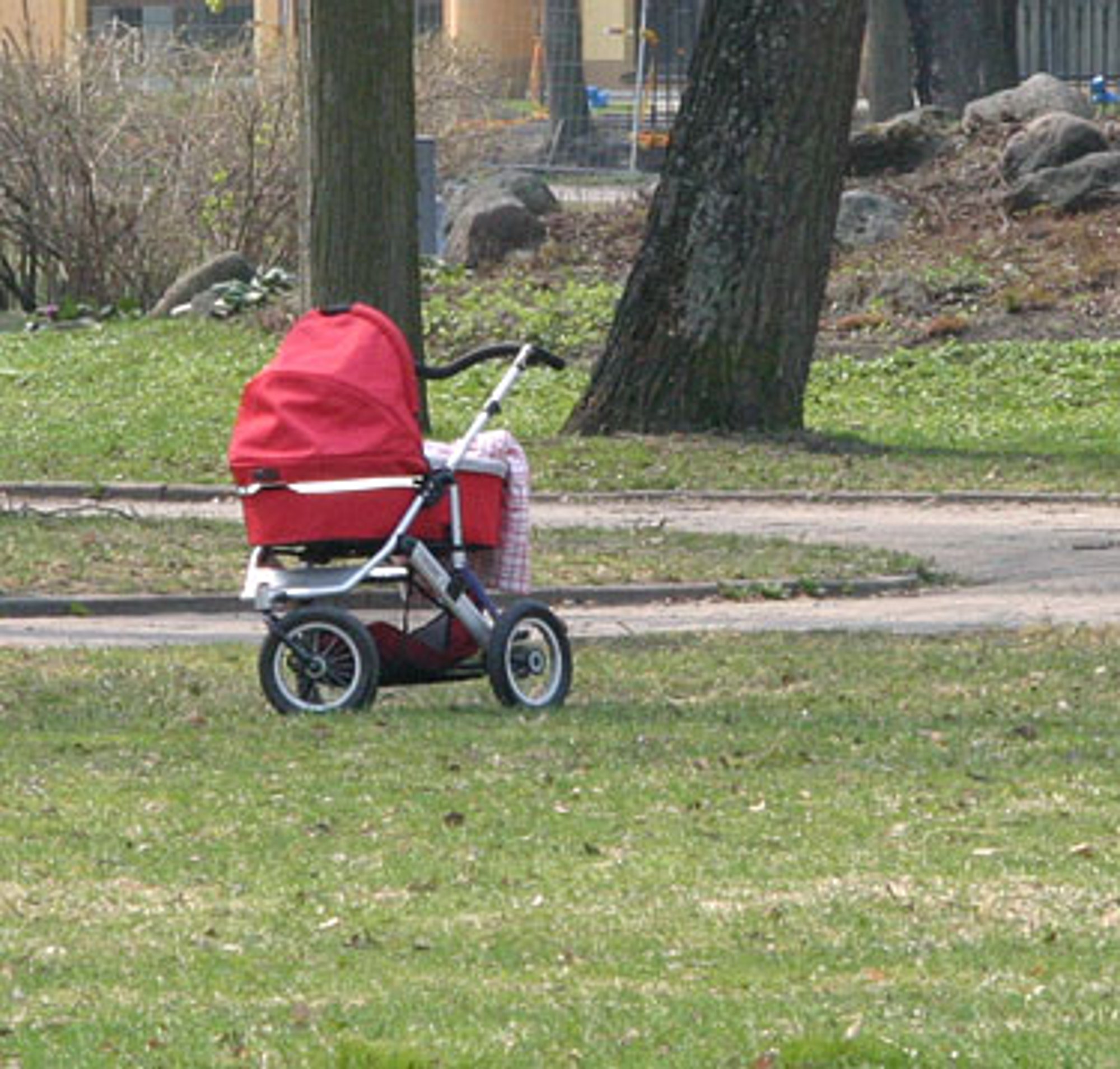 Gimus vaikui, tėvas galės pasiimti mėnesio atostogas - Delfi gyvenimas