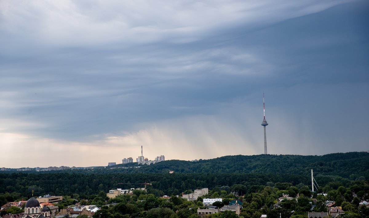 Įspėja: įspūdingą karštį keis liūtys, perkūnija ir kruša - Delfi