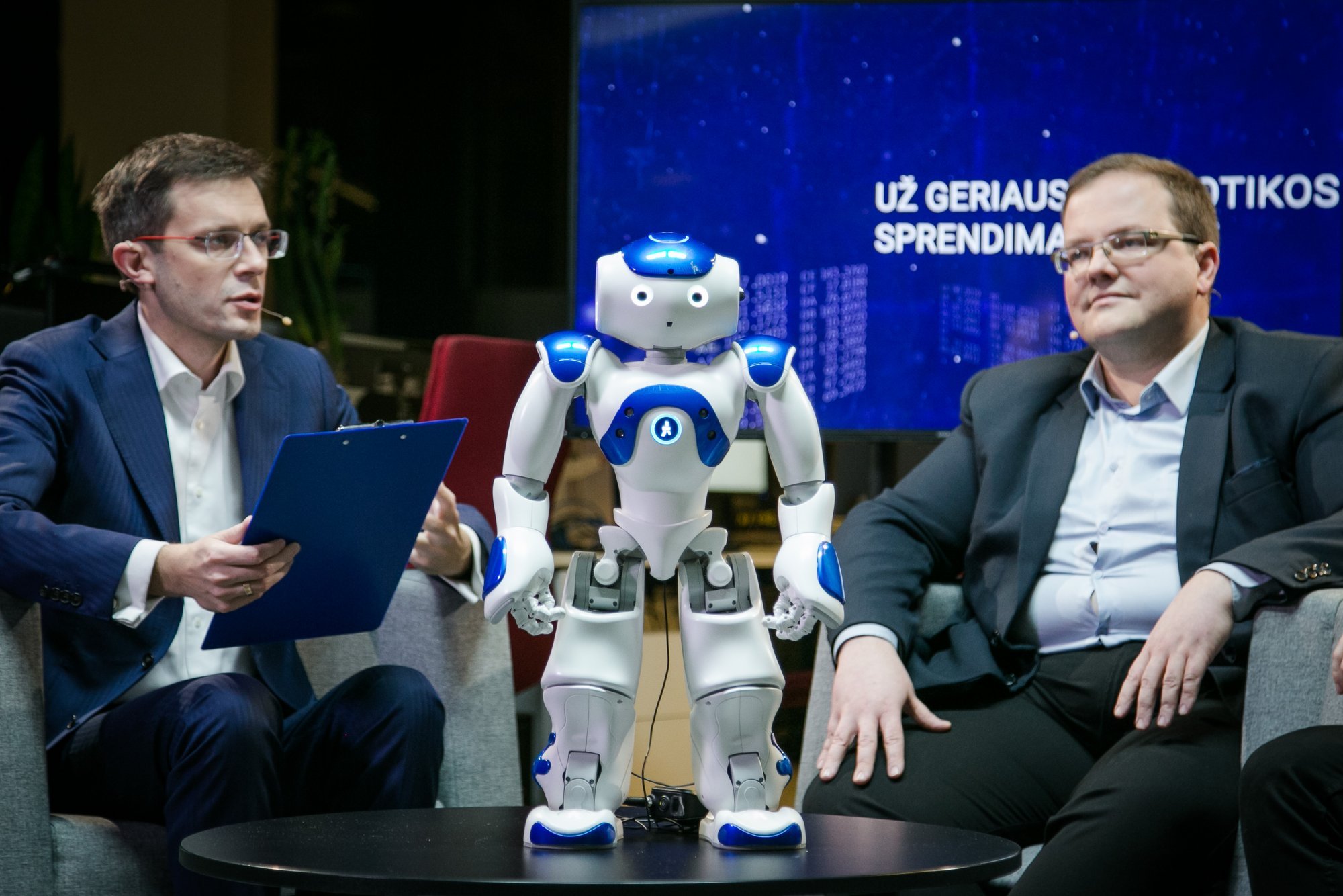 Diskusiją apie robotiką kartu su A. Tapinu moderavo robotas NAO - Delfi