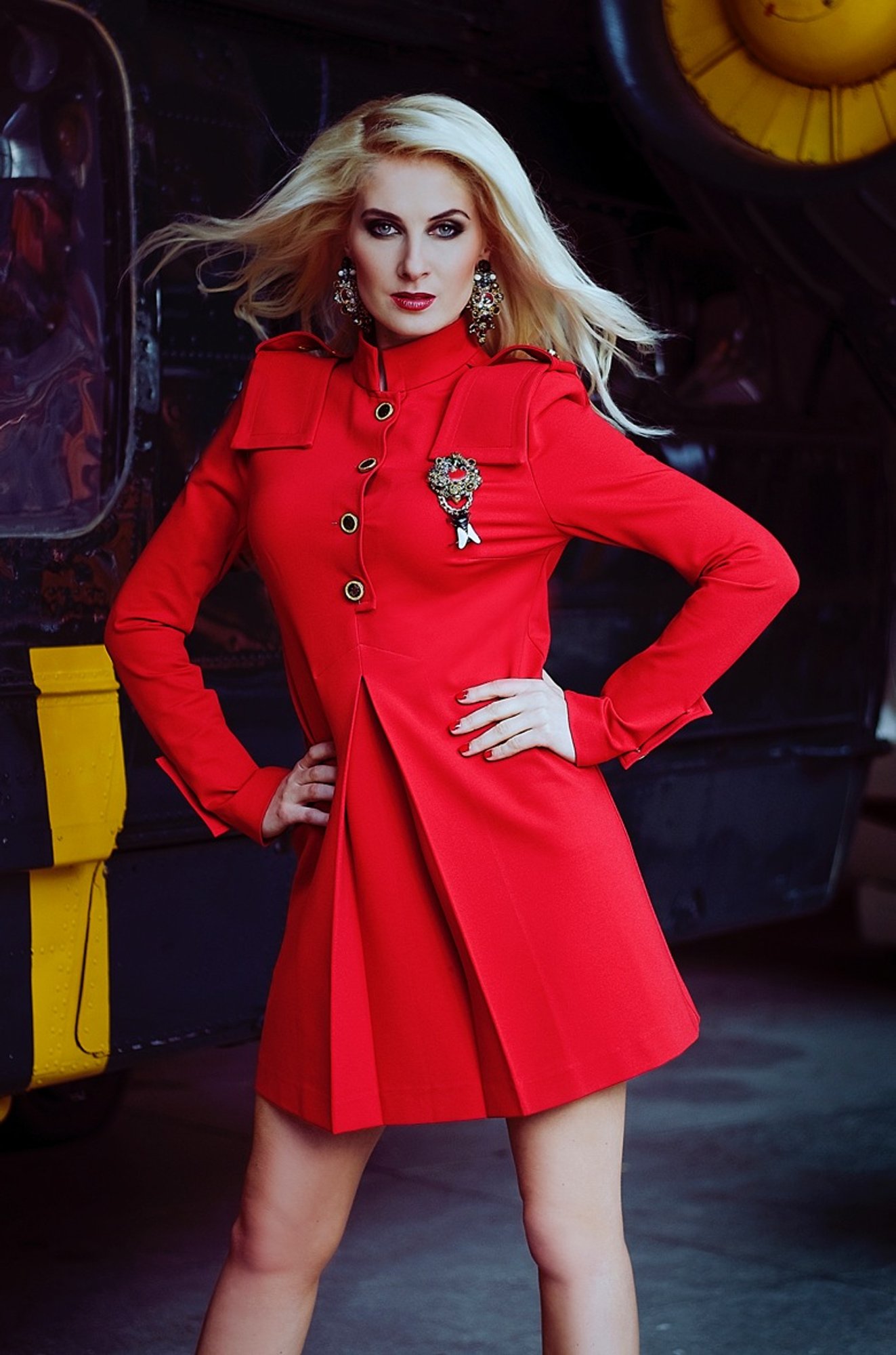 Į sceną sugrįžtanti K.Ivanova pasipuošė moteriškumą simbolizuojančiu ...