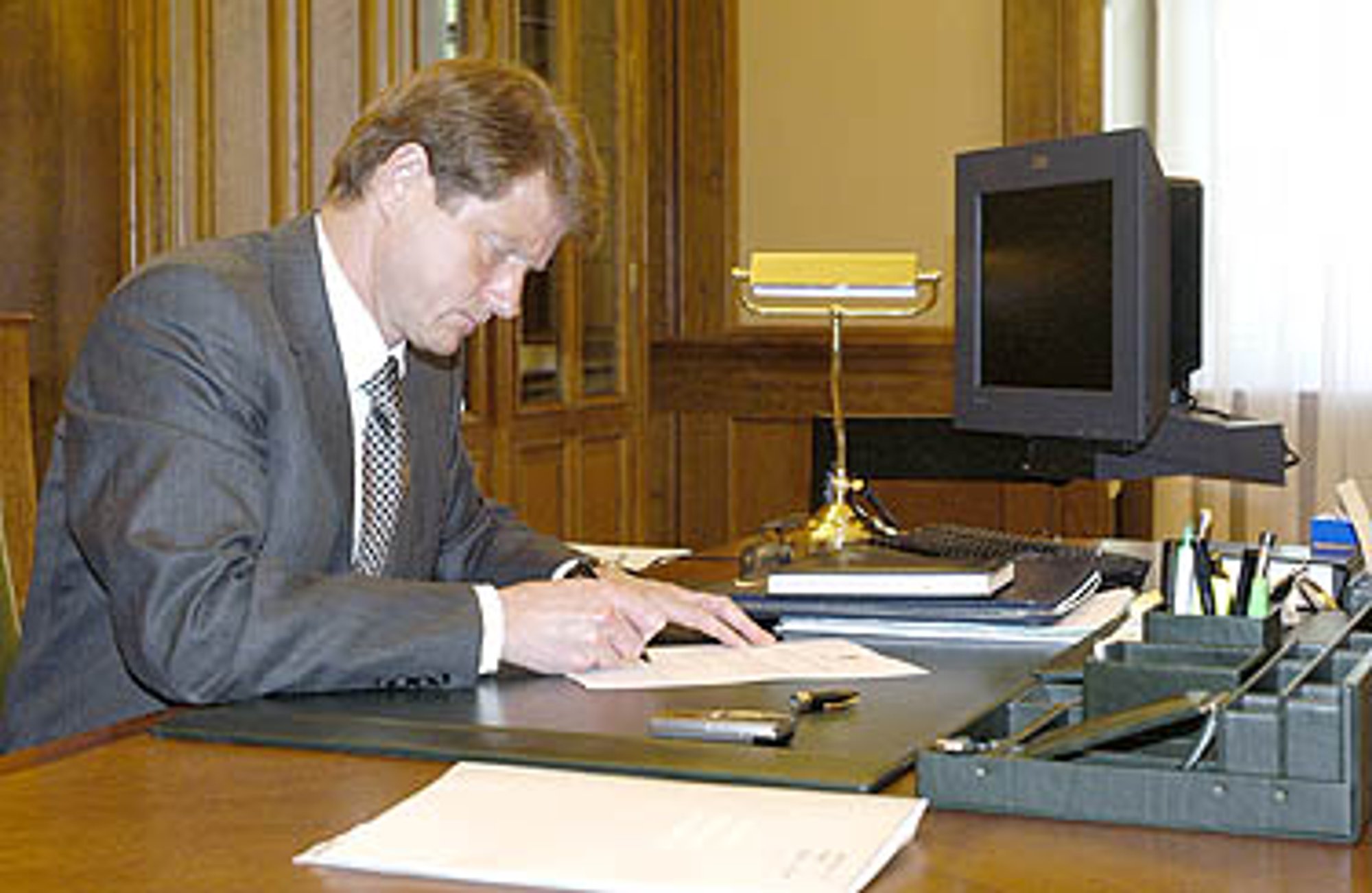 Vievio pradinukams R.Paksas padovanojo kompiuterį - Delfi