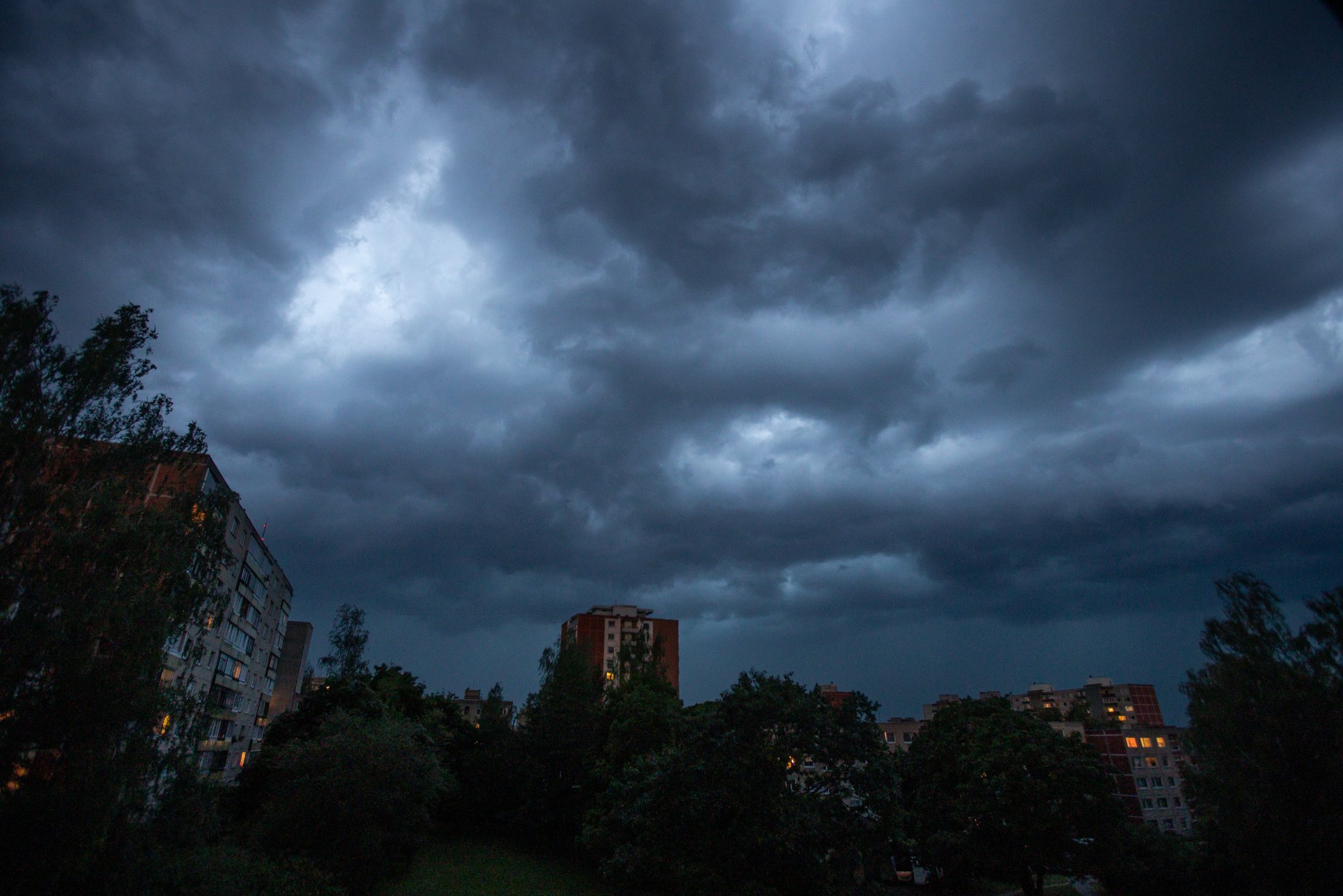Jau šiąnakt užsidarykite langus – audringas ciklonas iš Lietuvos ...