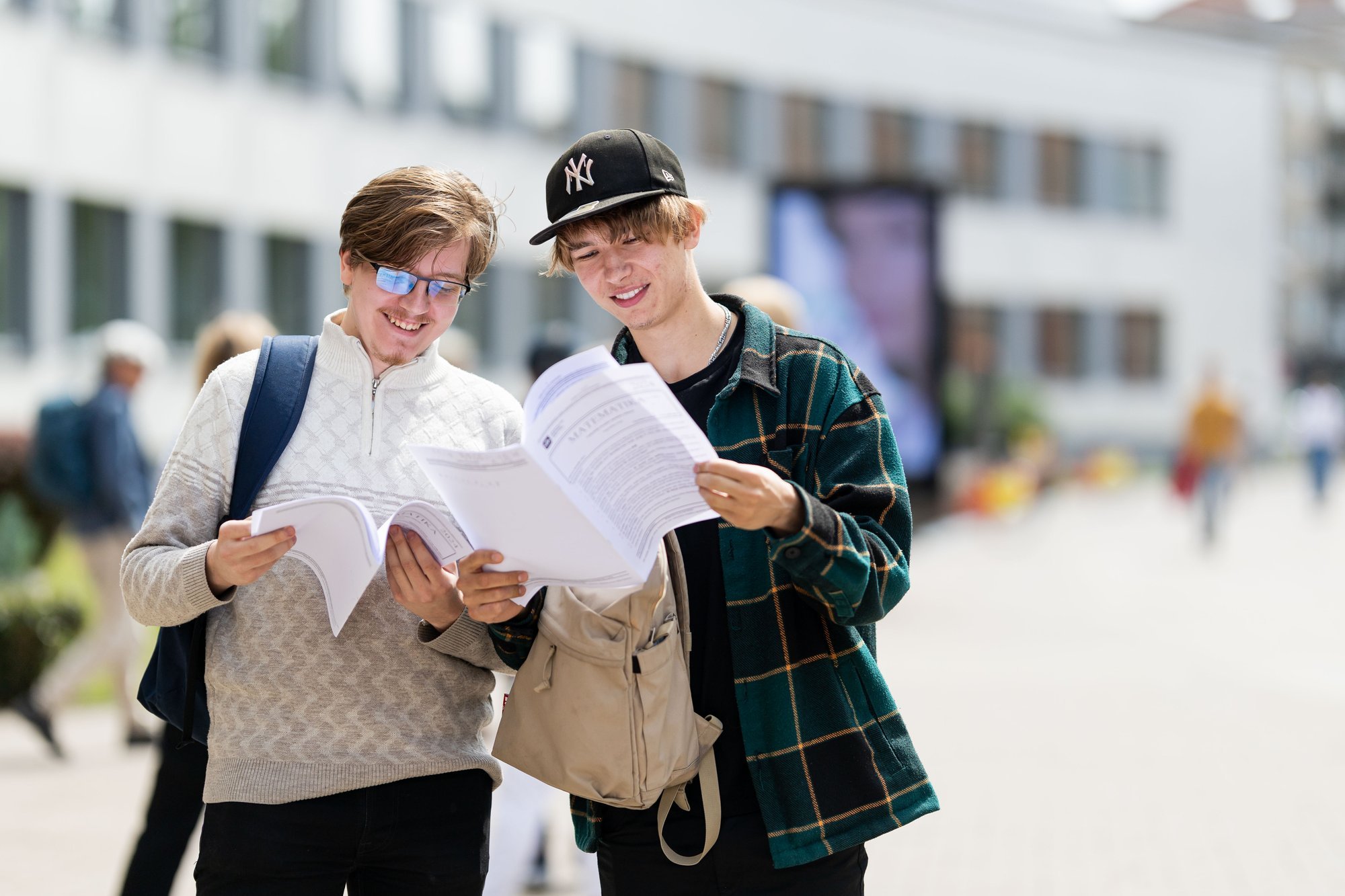 Abiturientai dalijasi įspūdžiais po matematikos egzamino - Delfi
