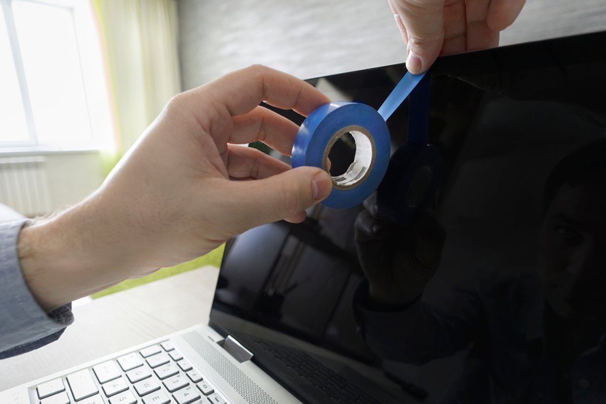 Kada kompiuterio kamera išduoda, kad jus stebi ir šnipinėja: ar lipni ...