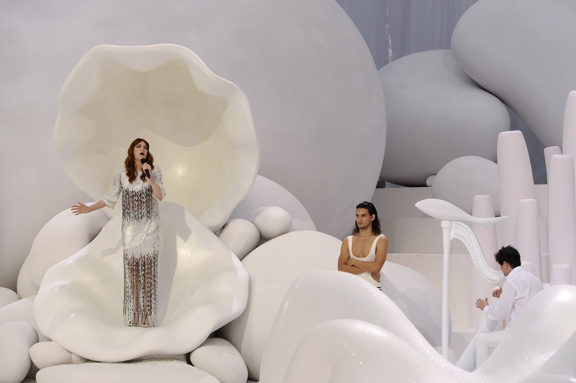 „Florence and the Machine“ vokalistė nustebino „Chanel“ pristatymo ...