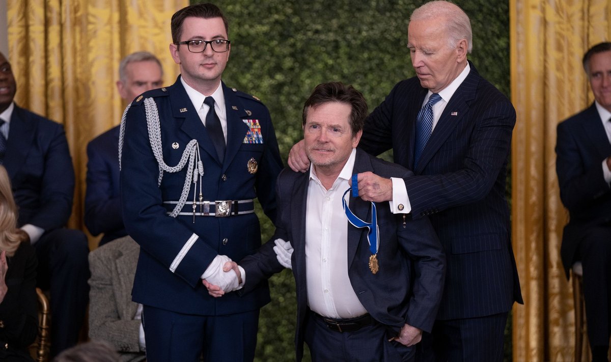 Joe Bidenas aukščiausiais JAV civiliniais apdovanojimais pagerbė ...