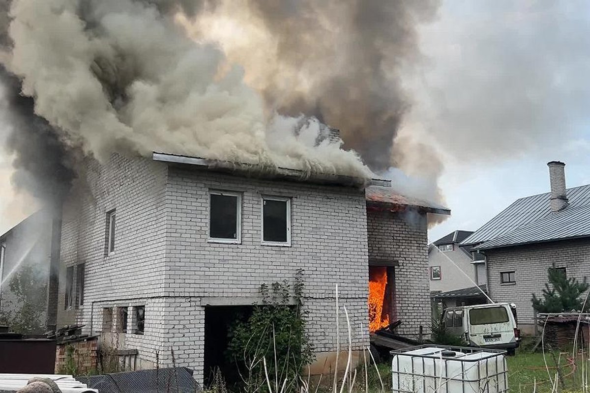 Druskininkuose atvira liepsna dega gyvenamasis namas - Delfi