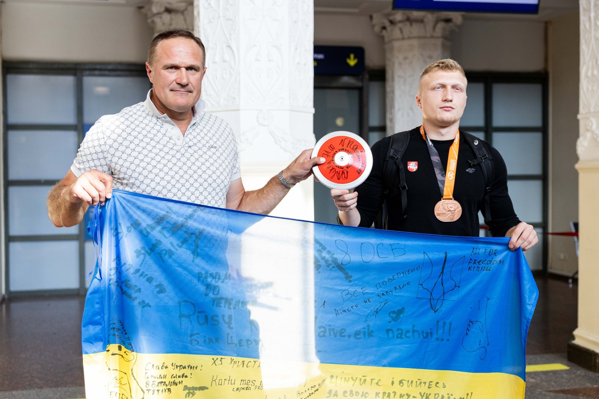 Su medaliu ant krūtinės ir ypatingu disku rankose: bronzinį ąžuolą ...