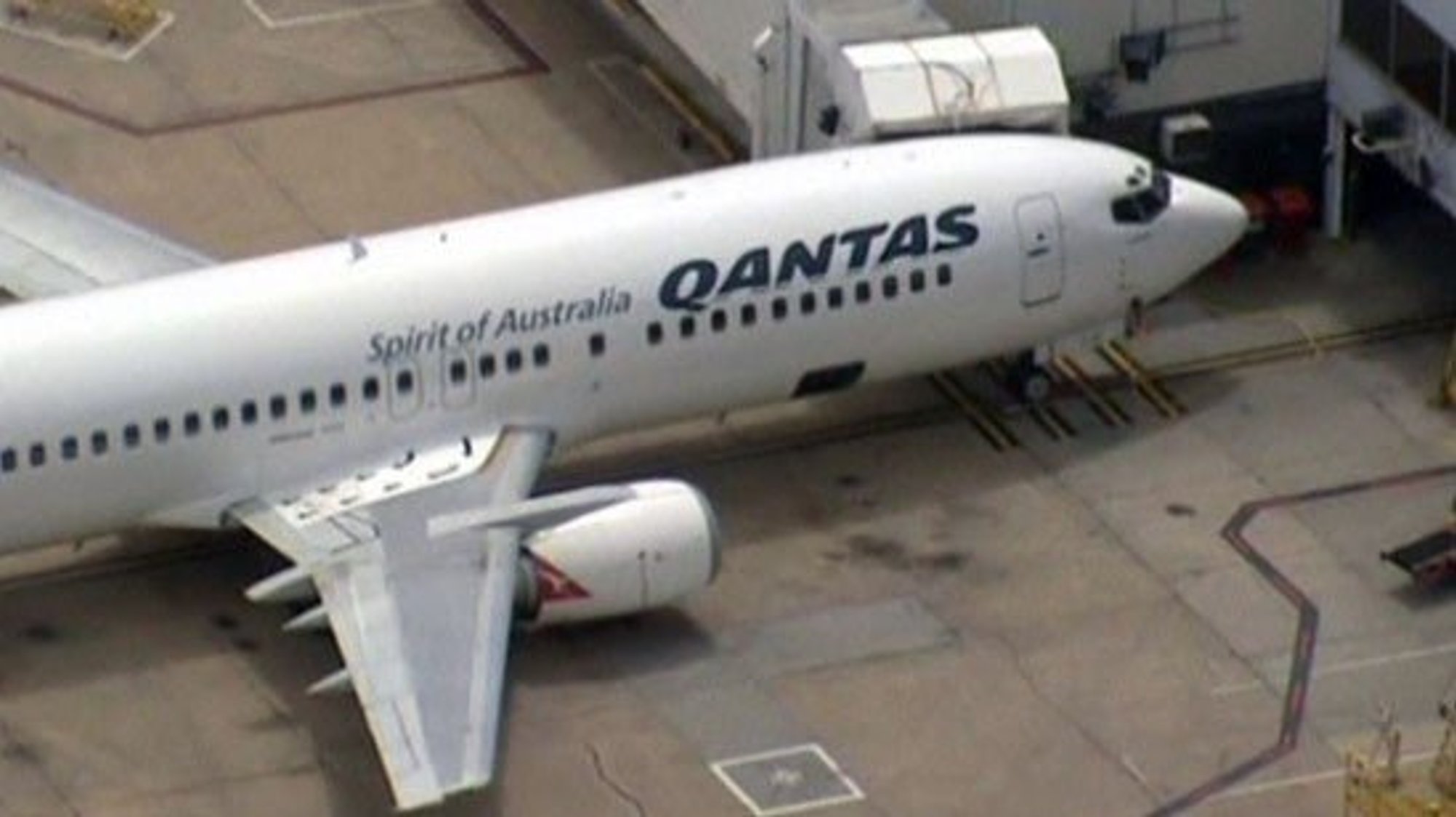 Bendrovės„Qantas” lėktuvas priverstinai leidosi dėl kabinoje ...