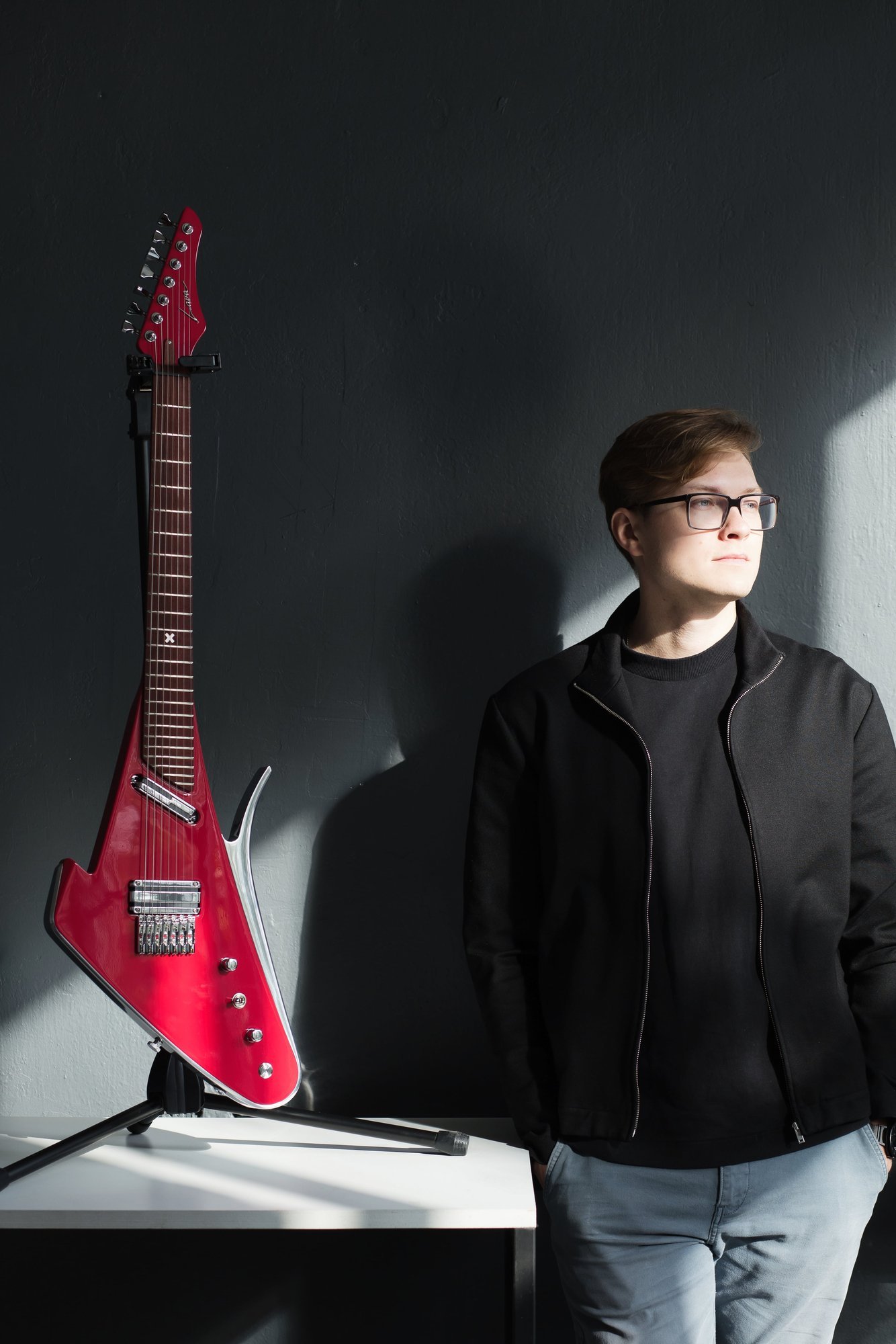 Nuo vaikystės gitarą brazdinęs Rapolas šiandien kuria tokias, kuriomis ...