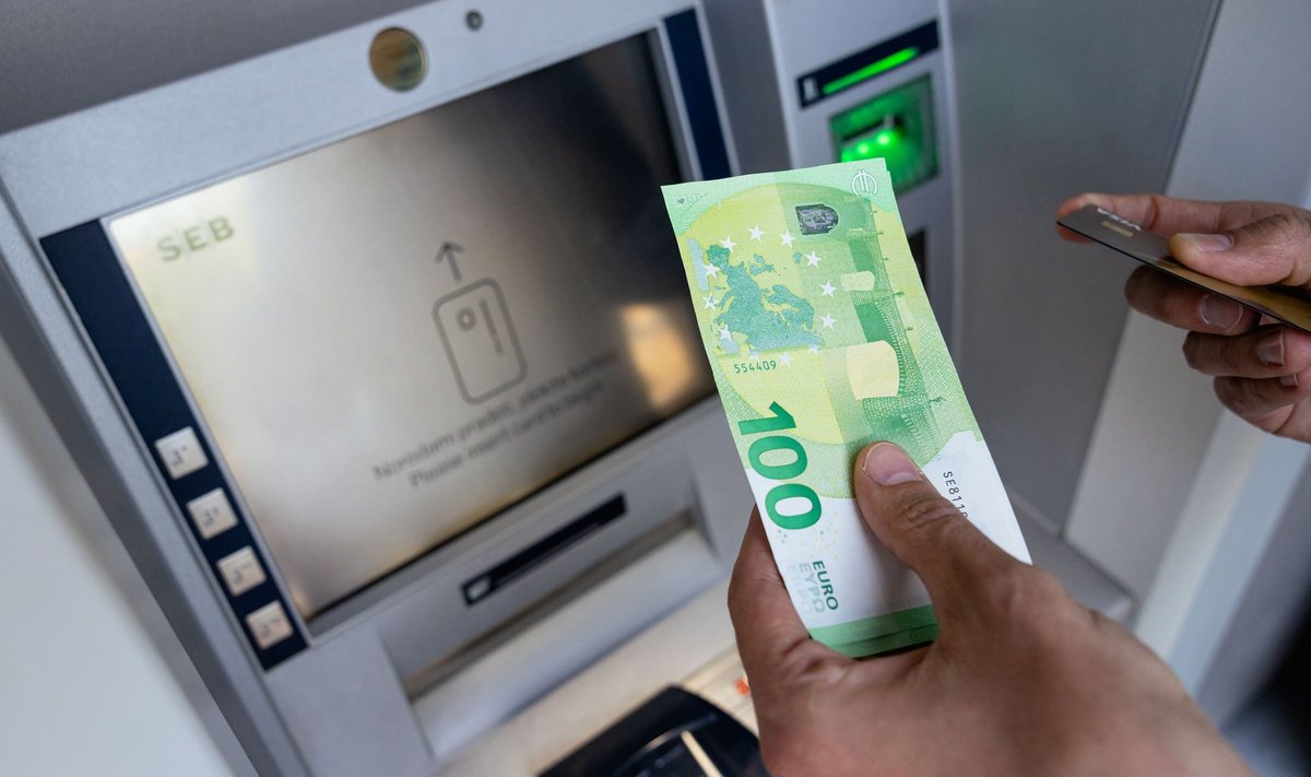 SEB nuo kitų metų keičia dalies paslaugų kainodarą - Delfi verslas