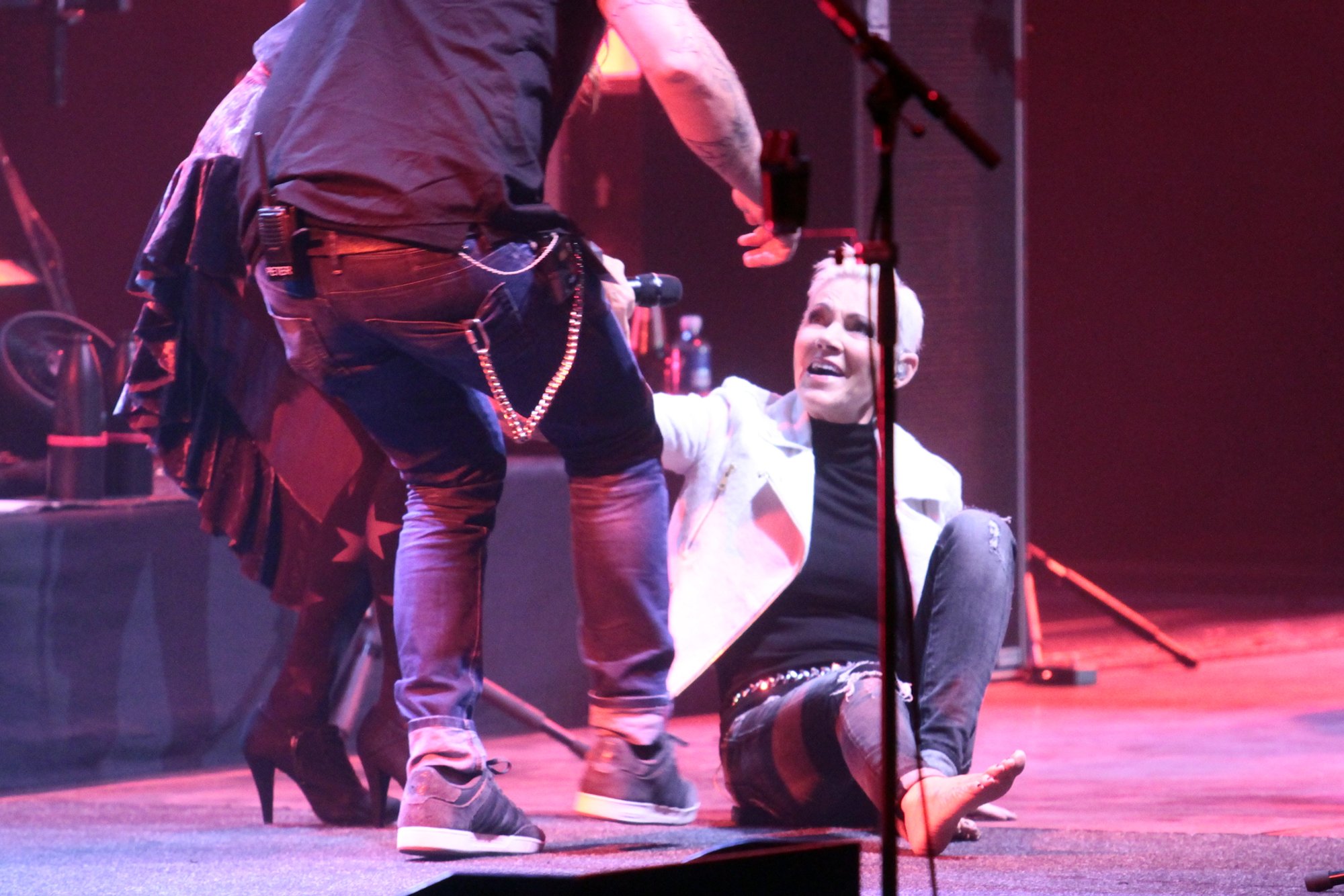 „Roxette“ nesėkmė Kaune: dainininkė M. Fredriksson griuvo ant scenos ...