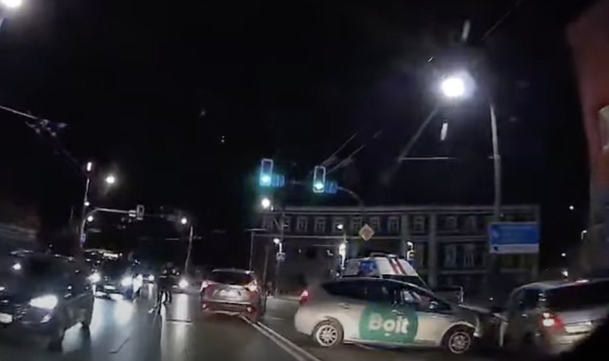 Kauno centre – didelė avarija: susidūrė „Bolt“, sužeisti 4 asmenys - Delfi