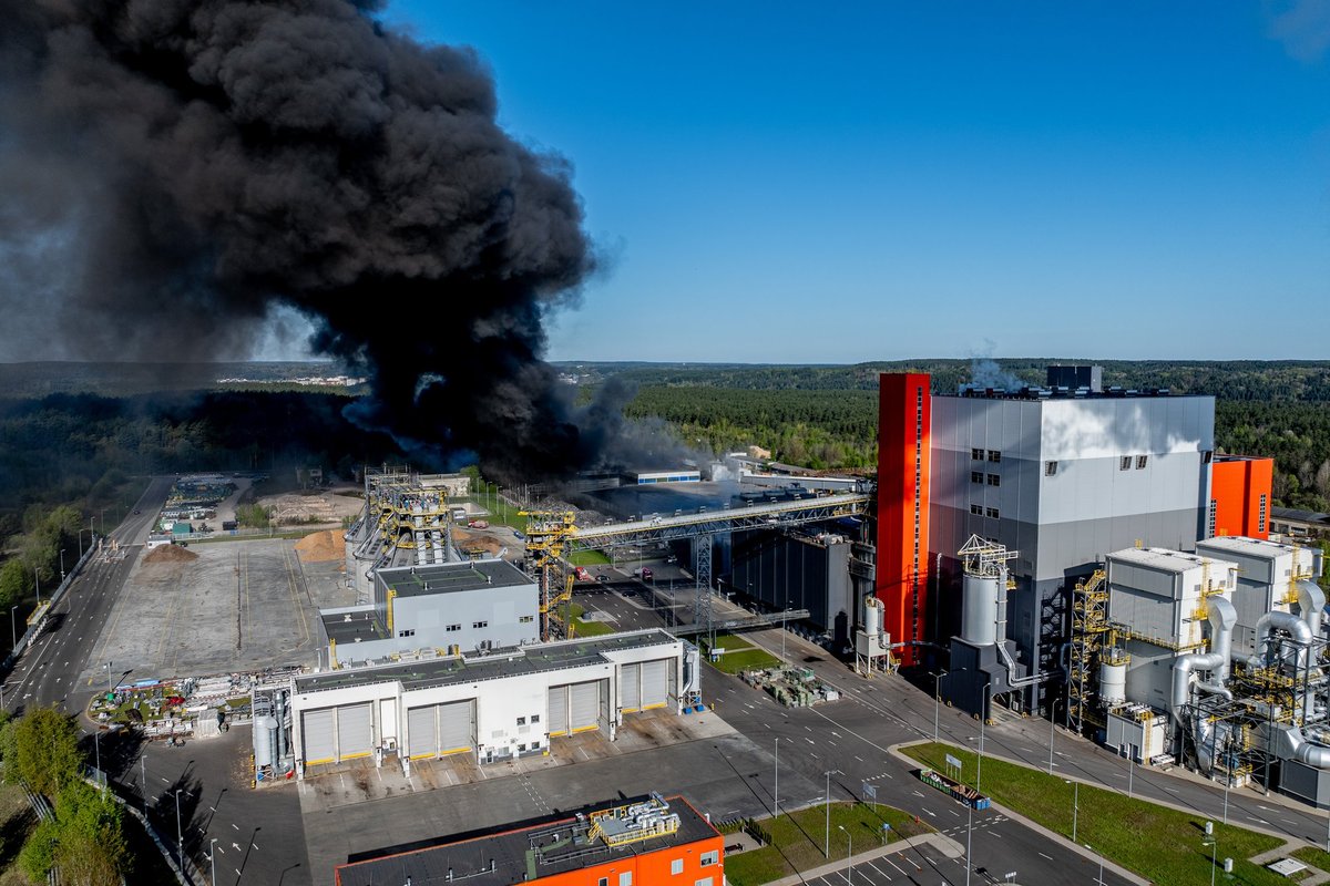 Didelis gaisras Vilniuje – užsidegė atliekų perdirbimo gamykla - Delfi
