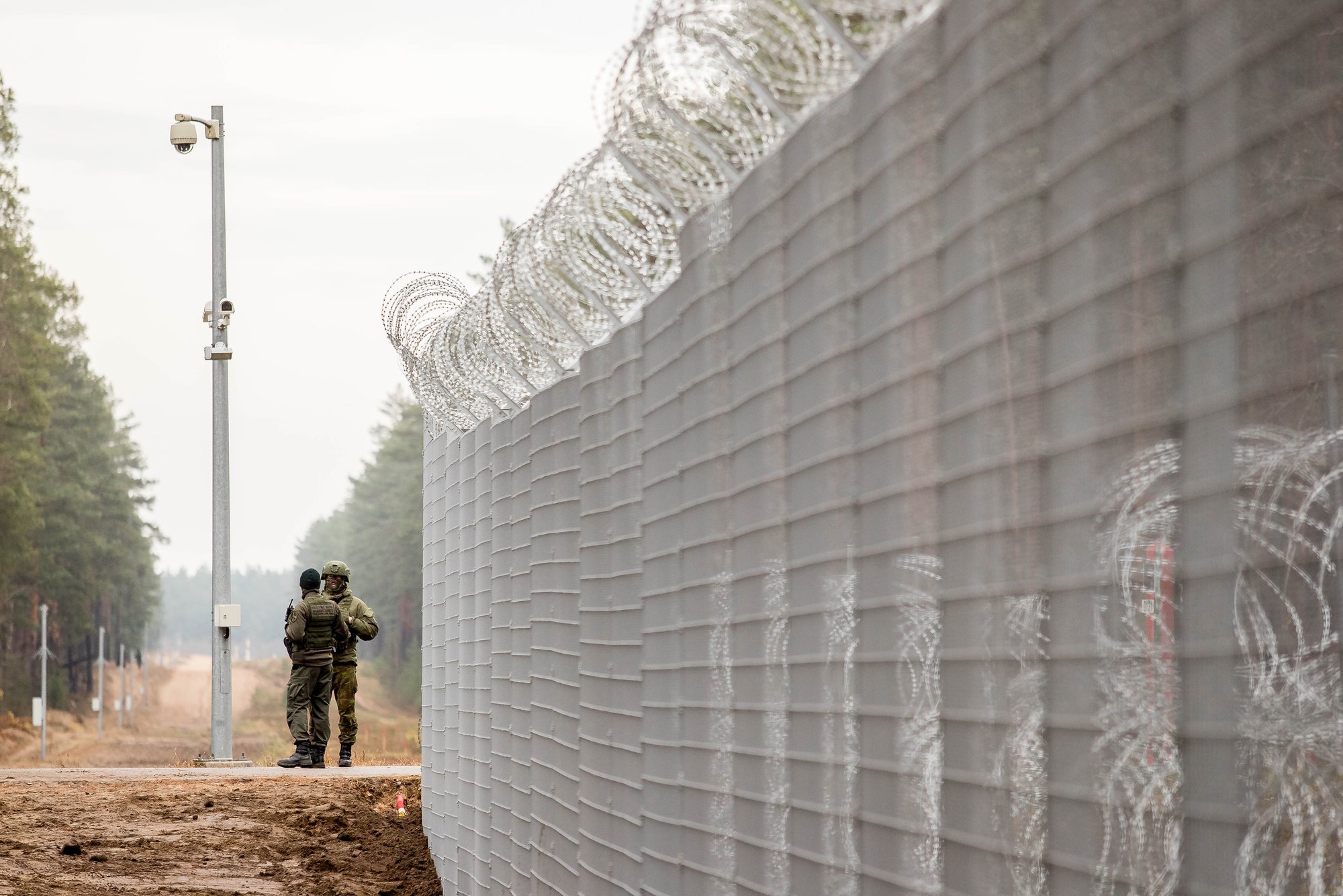 Lithuania puts up 150 km of barbed wire and 10 km of fence along border ...