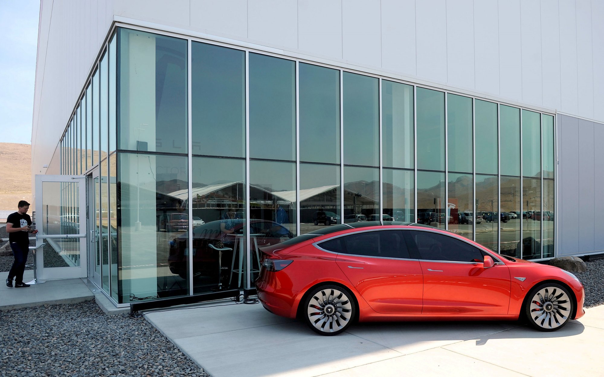 Keistenybės už „Tesla Model 3“ gamybos linijų - Delfi auto