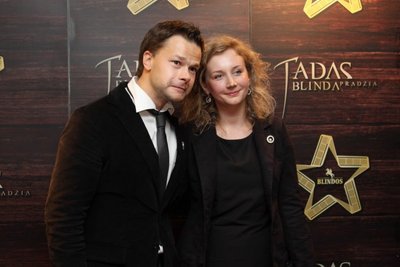 Su žmona išsiskyręs Jokūbas Bareikis nėrė į naujus santykius su žymiai jaunesne - Delfi veidai