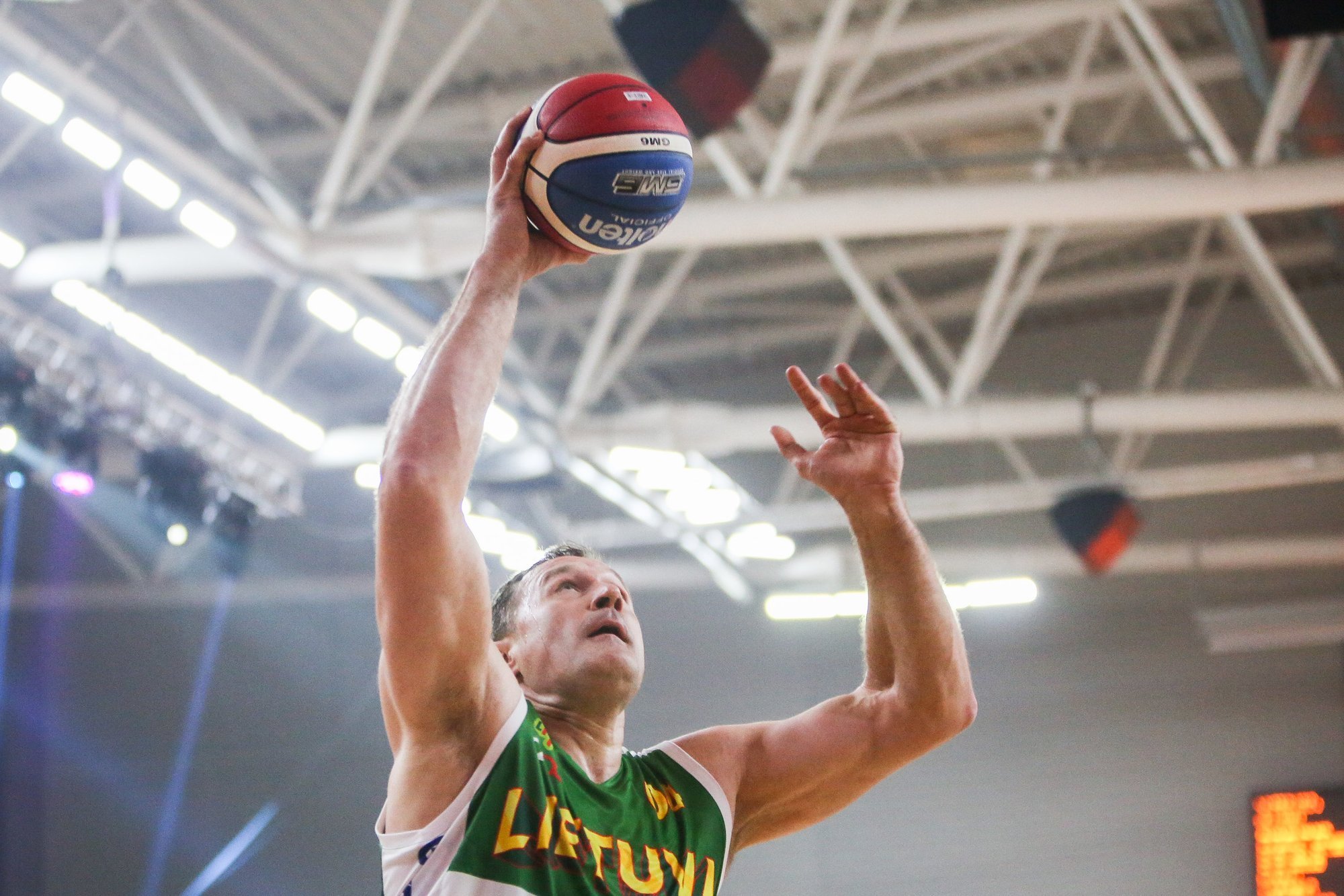 Apmaudi nesėkmė: dėdamas į krepšį V. Alekna patyrė traumą - Krepšinis.lt
