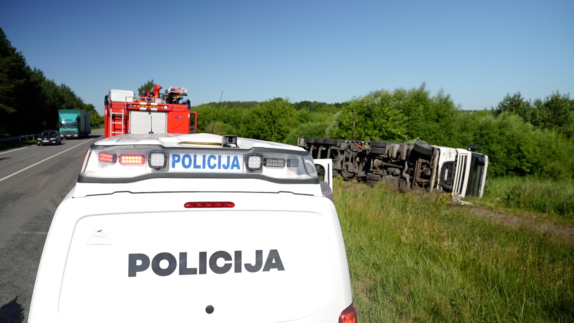 Ryte Raseinių rajone apvirto vilkikas - Delfi