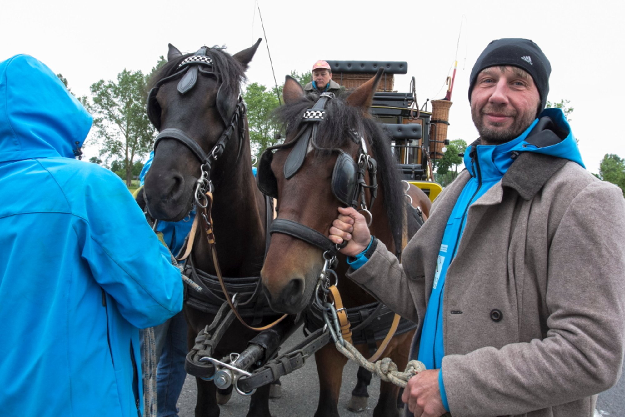 Pašto keliu: raitelis Gintaras dovanoja merginoms peiliukus ir ruošiasi ...