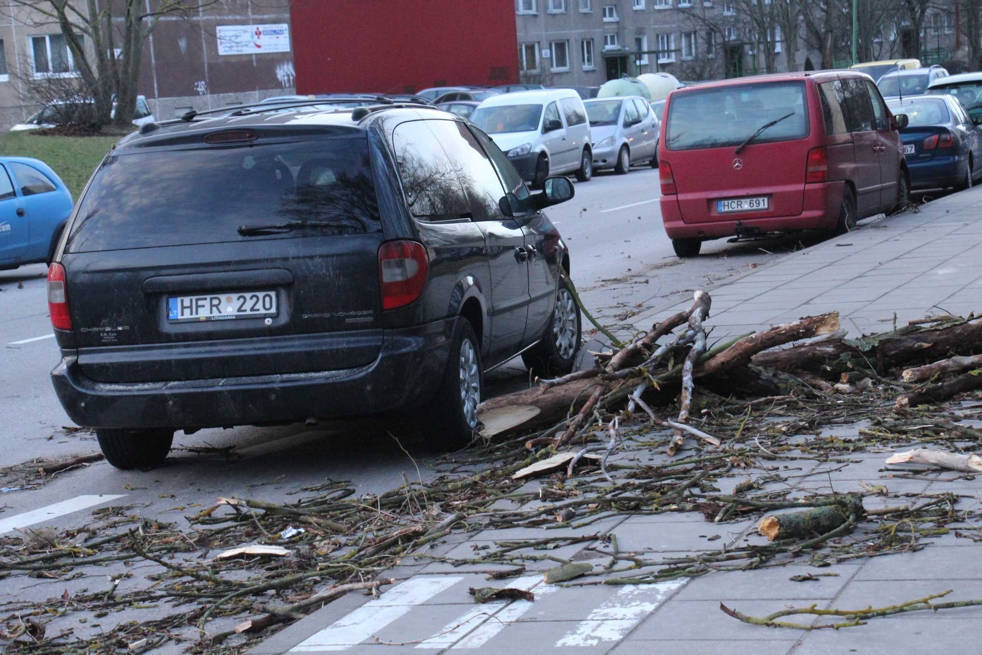 Uraganas „Feliksas“ įsišėlo – griūna medžiai ir stulpai, žmonės ...