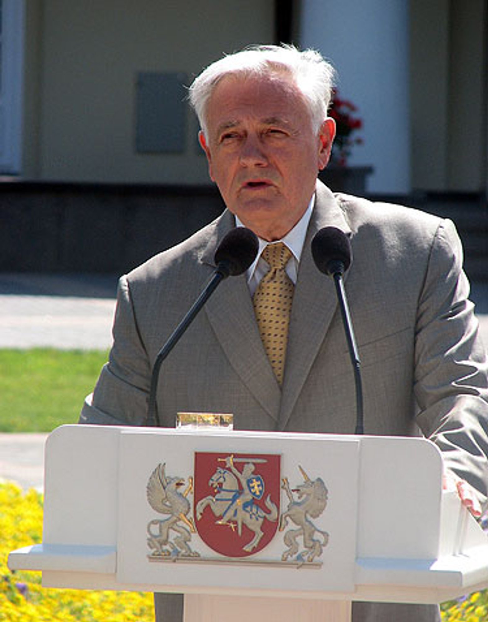V.Adamkus skeptiškai vertina siūlymus dalyvauti misijoje Libane - Delfi