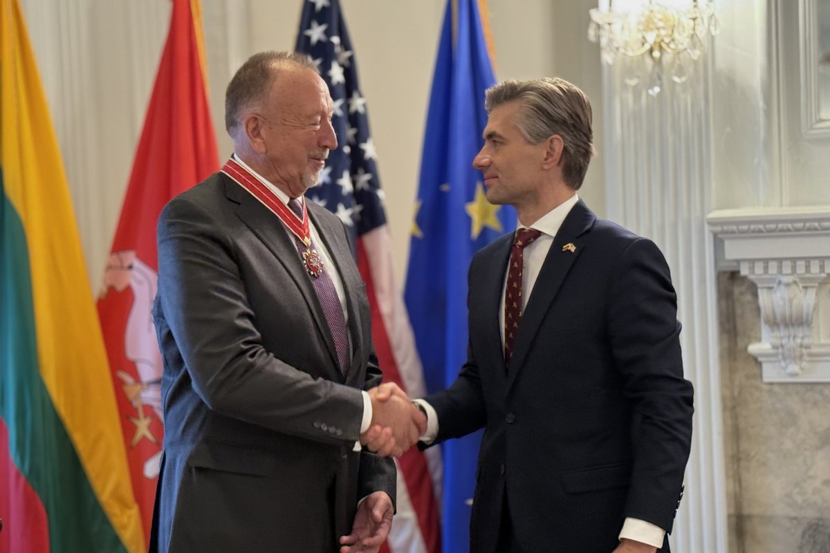 Budrys už nuopelnus Lietuvai apdovanojo du Amerikos lietuvius - Delfi