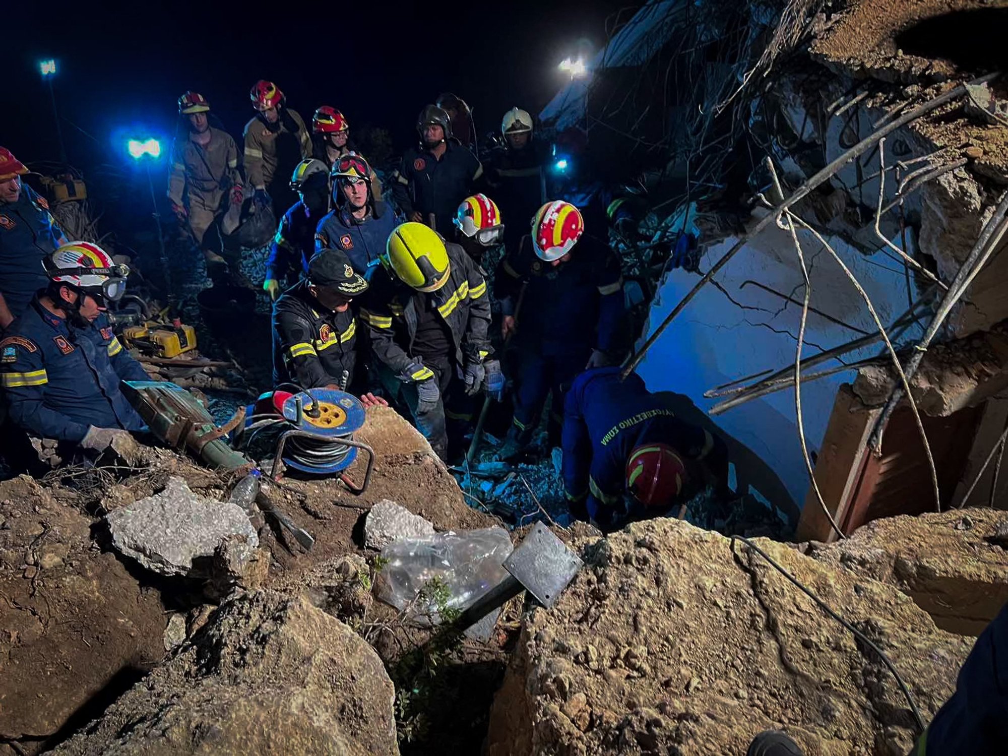 Užsienio žiniasklaida: Kretoje ant namo užkritus uolos luitui žuvo ...