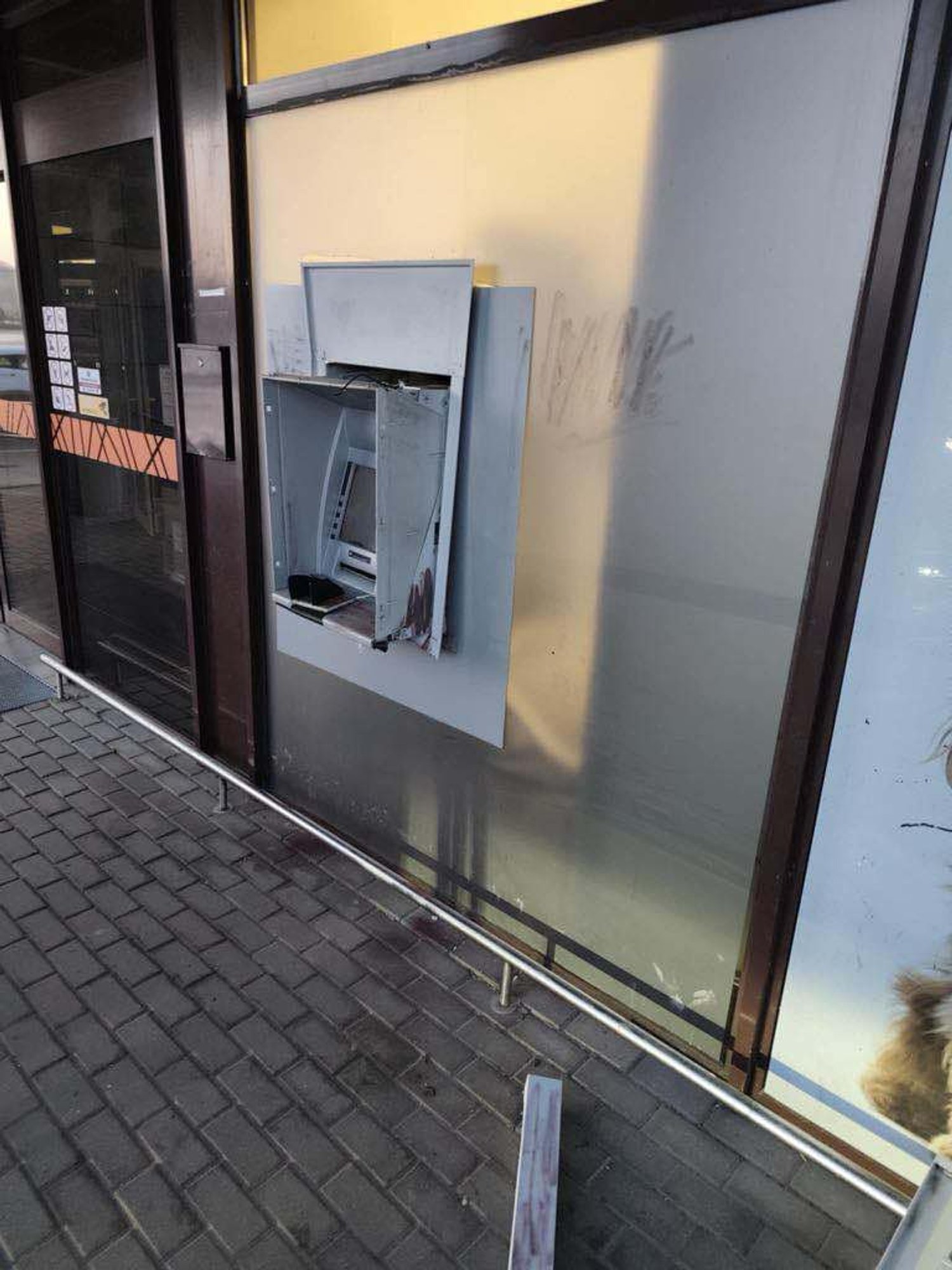 Biržuose pasikėsinta išplėšti bankomatą - Delfi