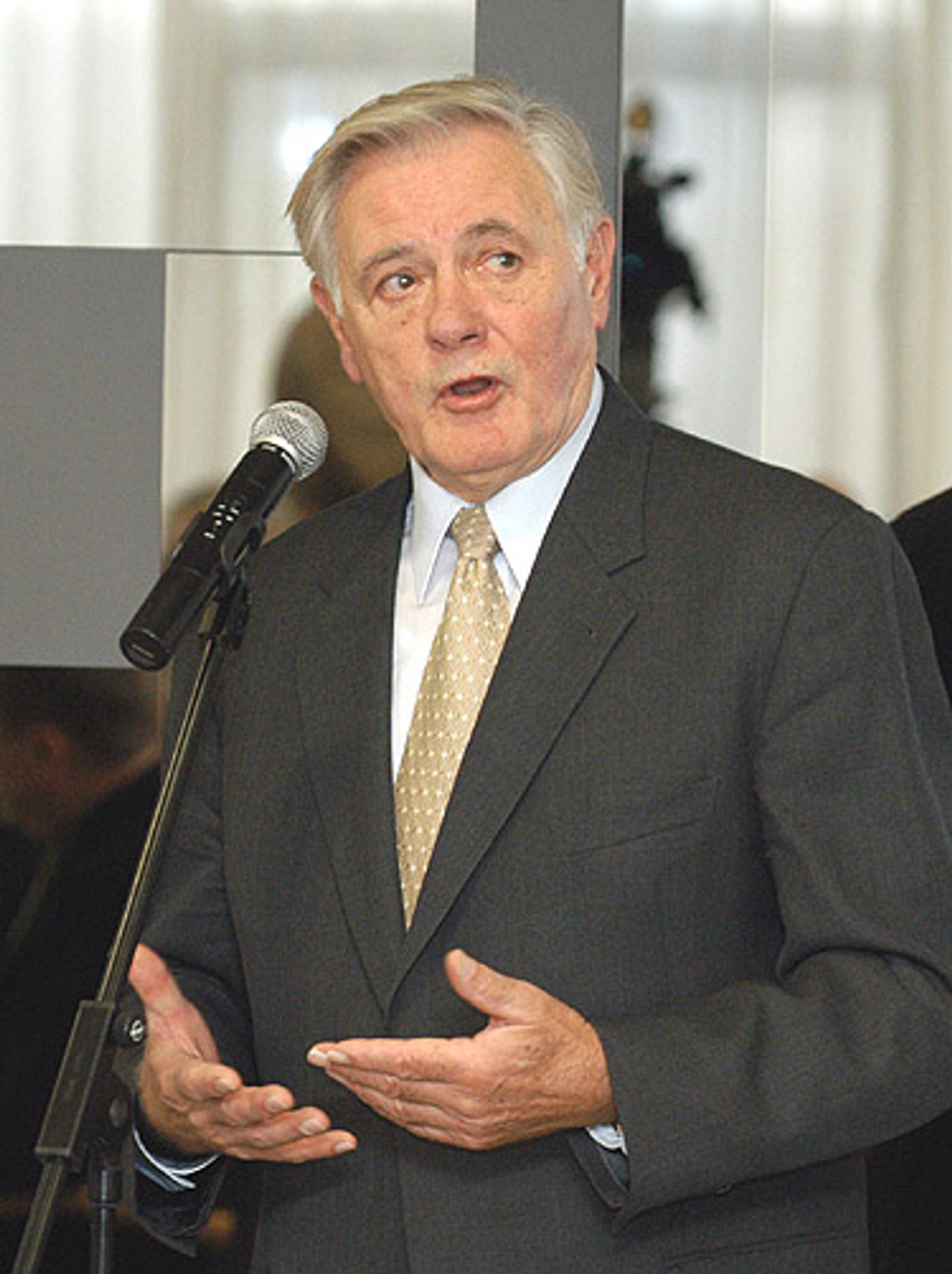 V.Adamkus linki branginti laisvę ir demokratiją - Delfi