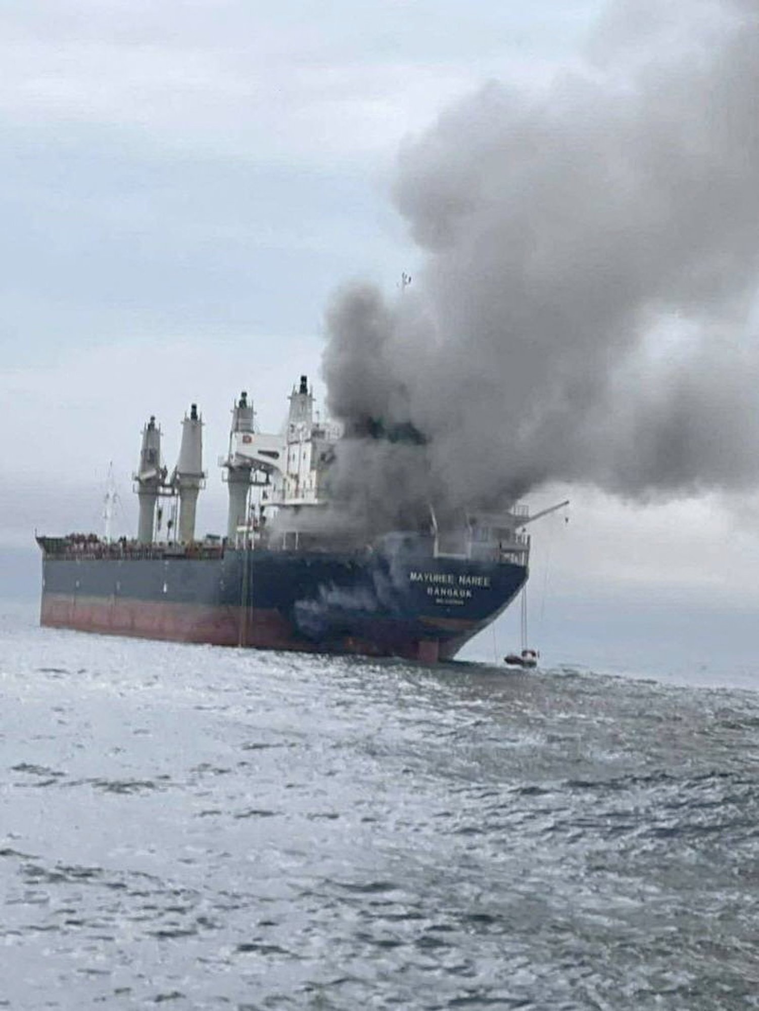 Manoma, kad Persijos įlankoje užpultame Tailando laive tebėra įstrigę ...