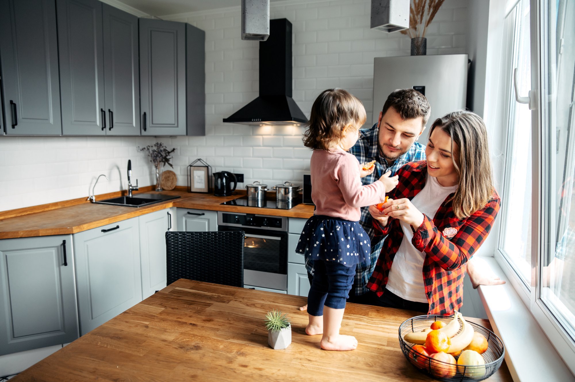 Gimus vaikui, bus pasiūlyta iki 800 eurų didinti vienkartinę išmoką ...