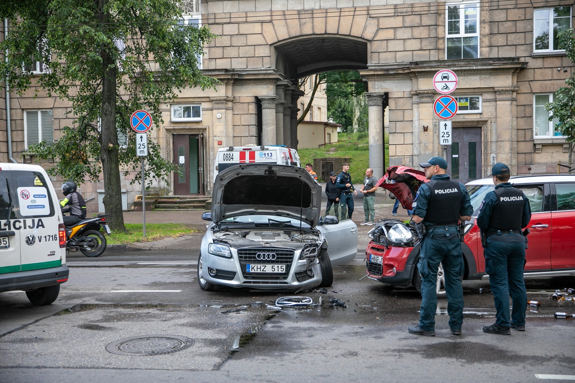 Avarija Vilniuje: po susidūrimo vienas automobilis užsidegė, 6 metų ...
