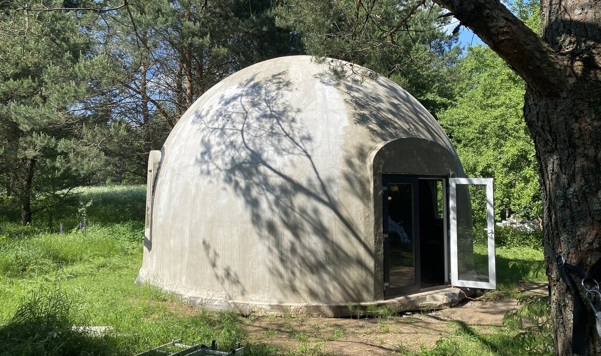 Klaudija ir Martynas stato namą-kupolą iš putplasčio - Delfi būstas
