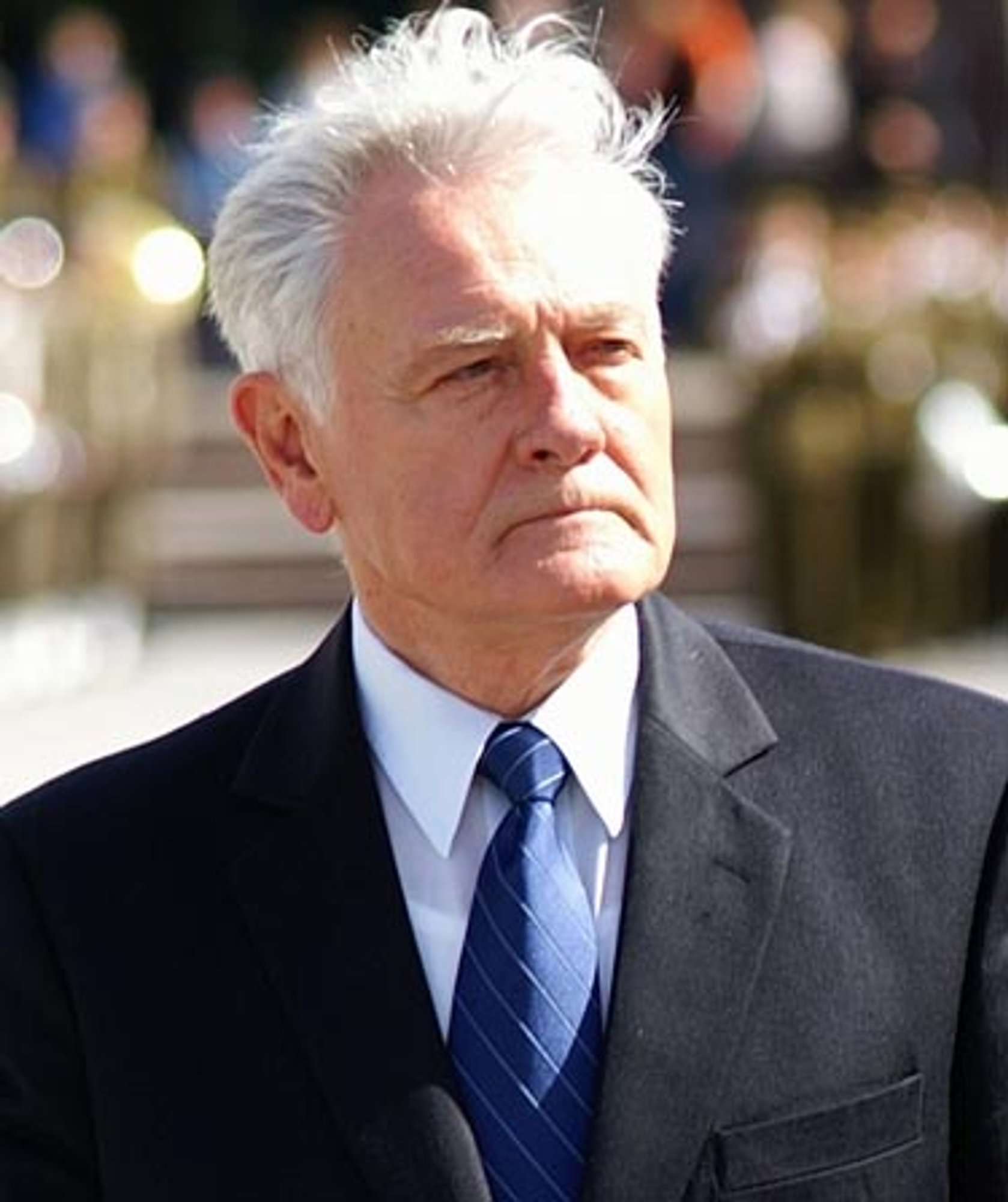 V.Adamkus ragina sutelkti pastangas kovoje su skurdu - Delfi