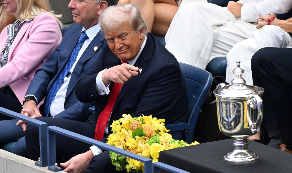 Donaldas Trumpas džiaugiasi sprendimu atšaukti Tomo Hankso apdovanojimo ...