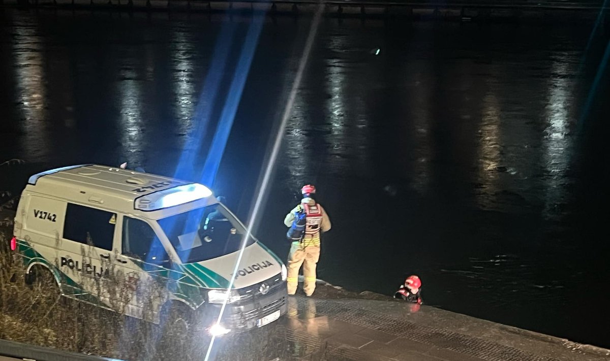 Vilniuje policininkai gelbėjo Neryje atsidūrusį vyrą - Delfi