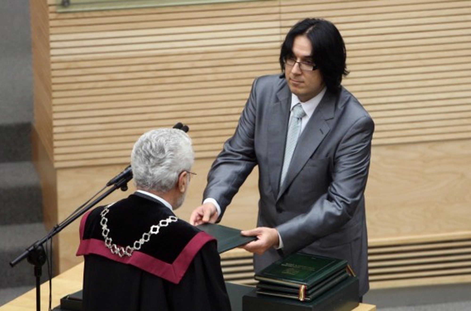 Prisiekė naujas Seimo narys A.Burba - Delfi