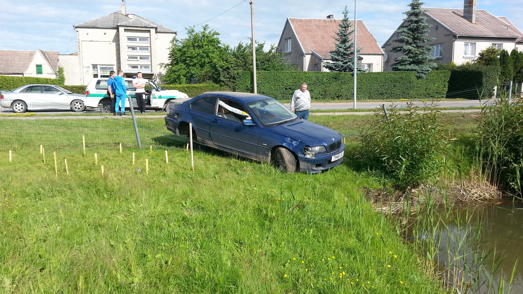 Kretingoje - skraidantis BMW su angliškais numeriais - Delfi