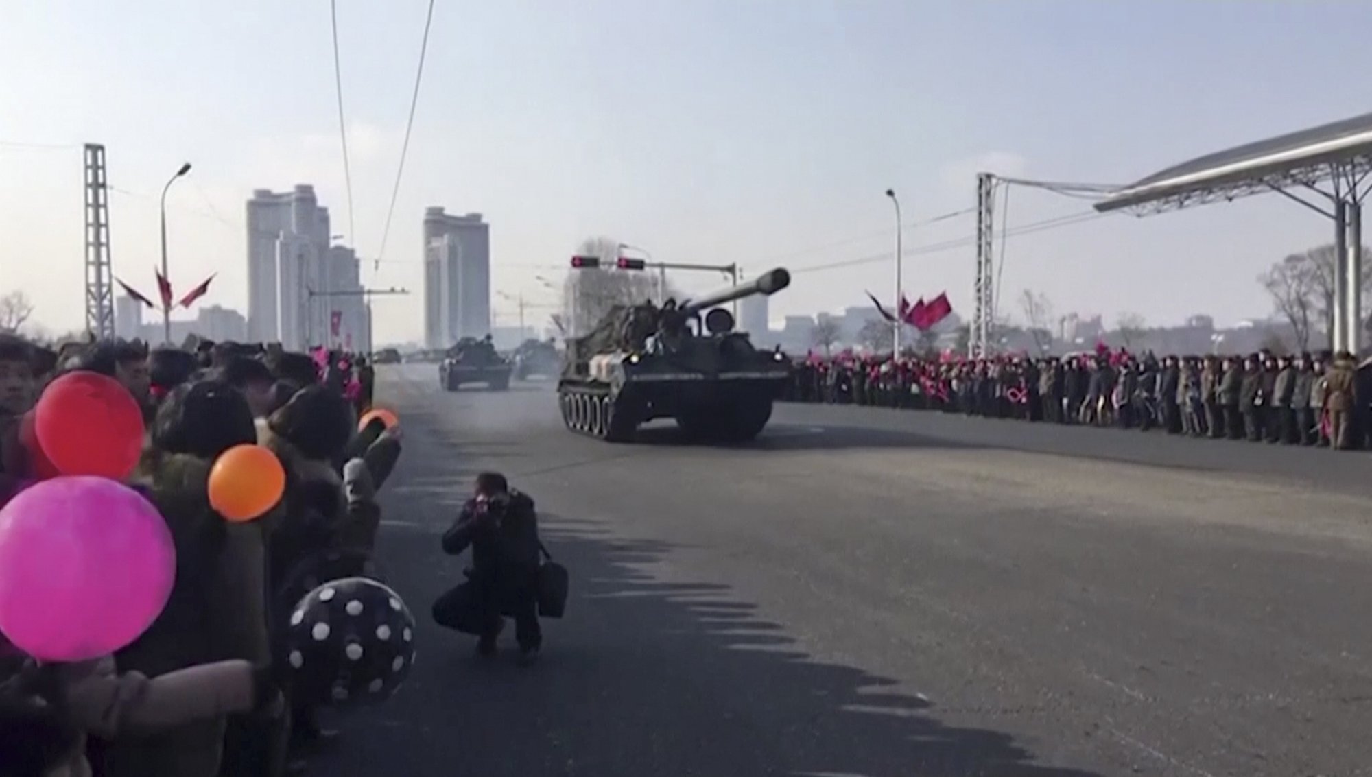 Seulas oficialiai nebevadina Šiaurės Korėjos priešu - Delfi