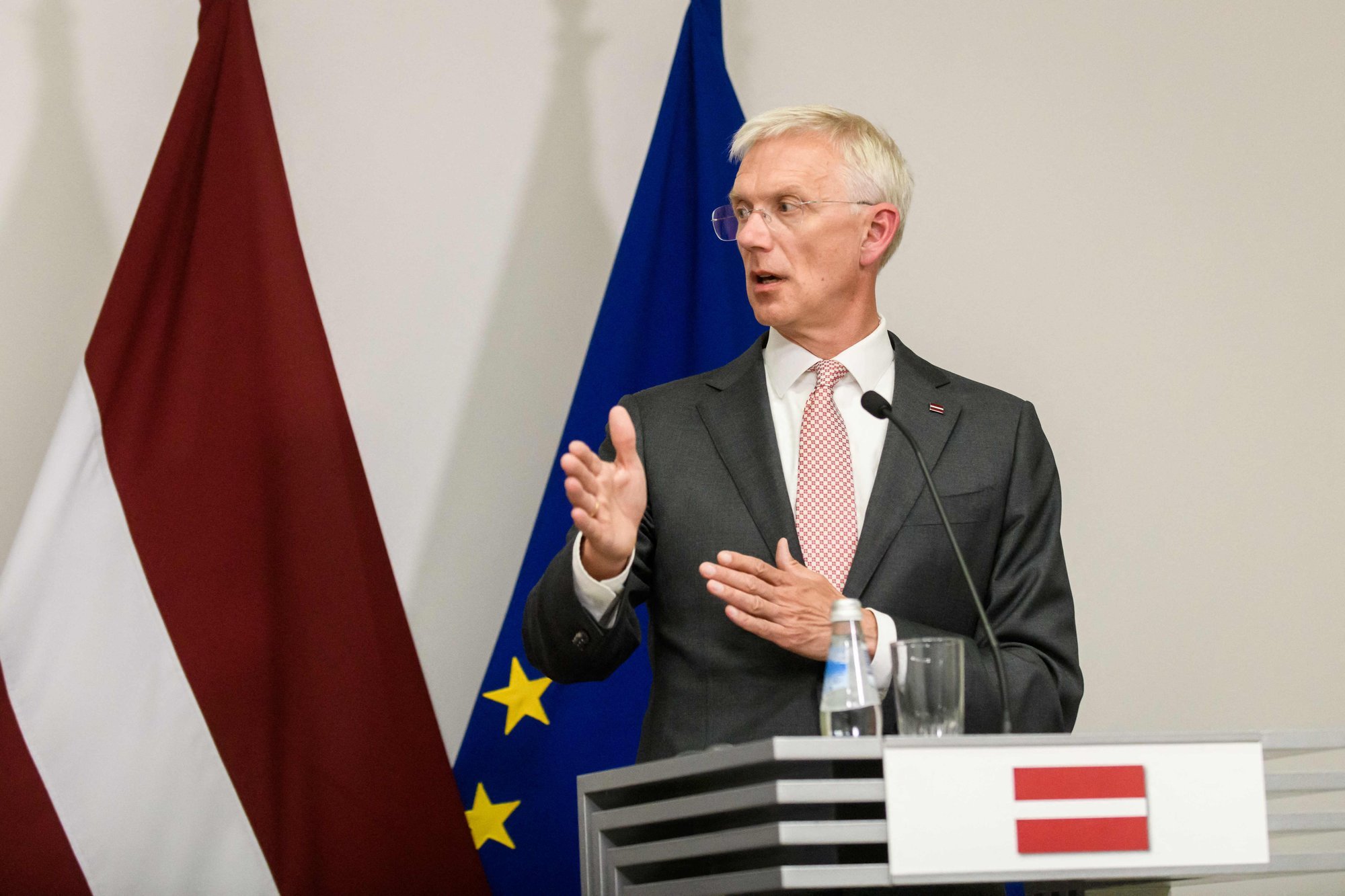 Latvijos premjeras Karinis oficialiai atsistatydino - Delfi