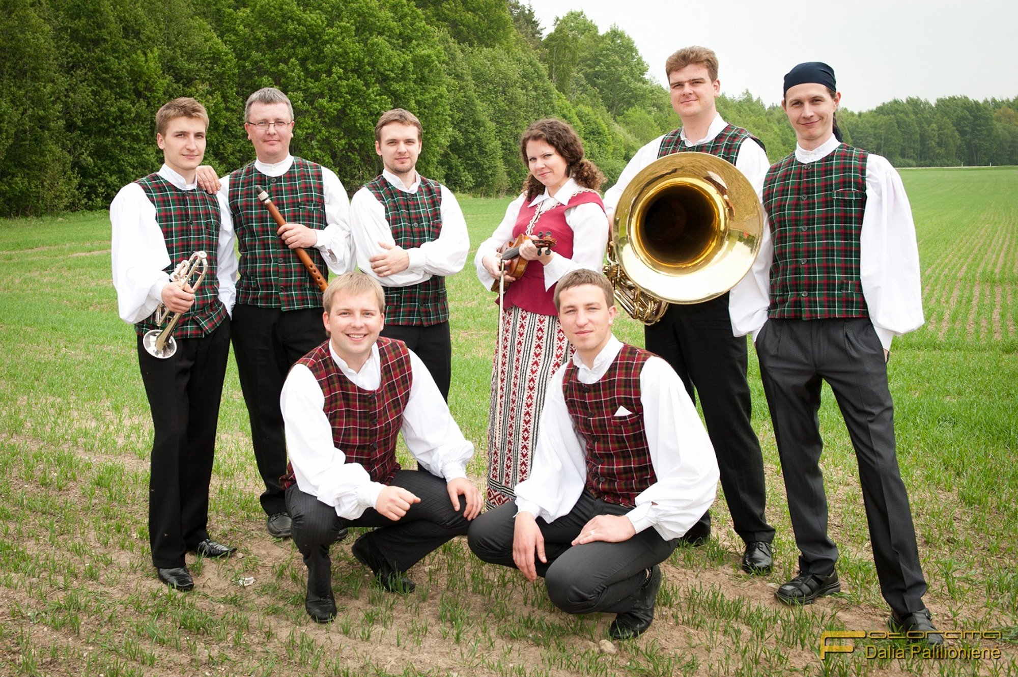 Atgyja liaudišką muziką grojantys „Ventukai“ - Delfi veidai