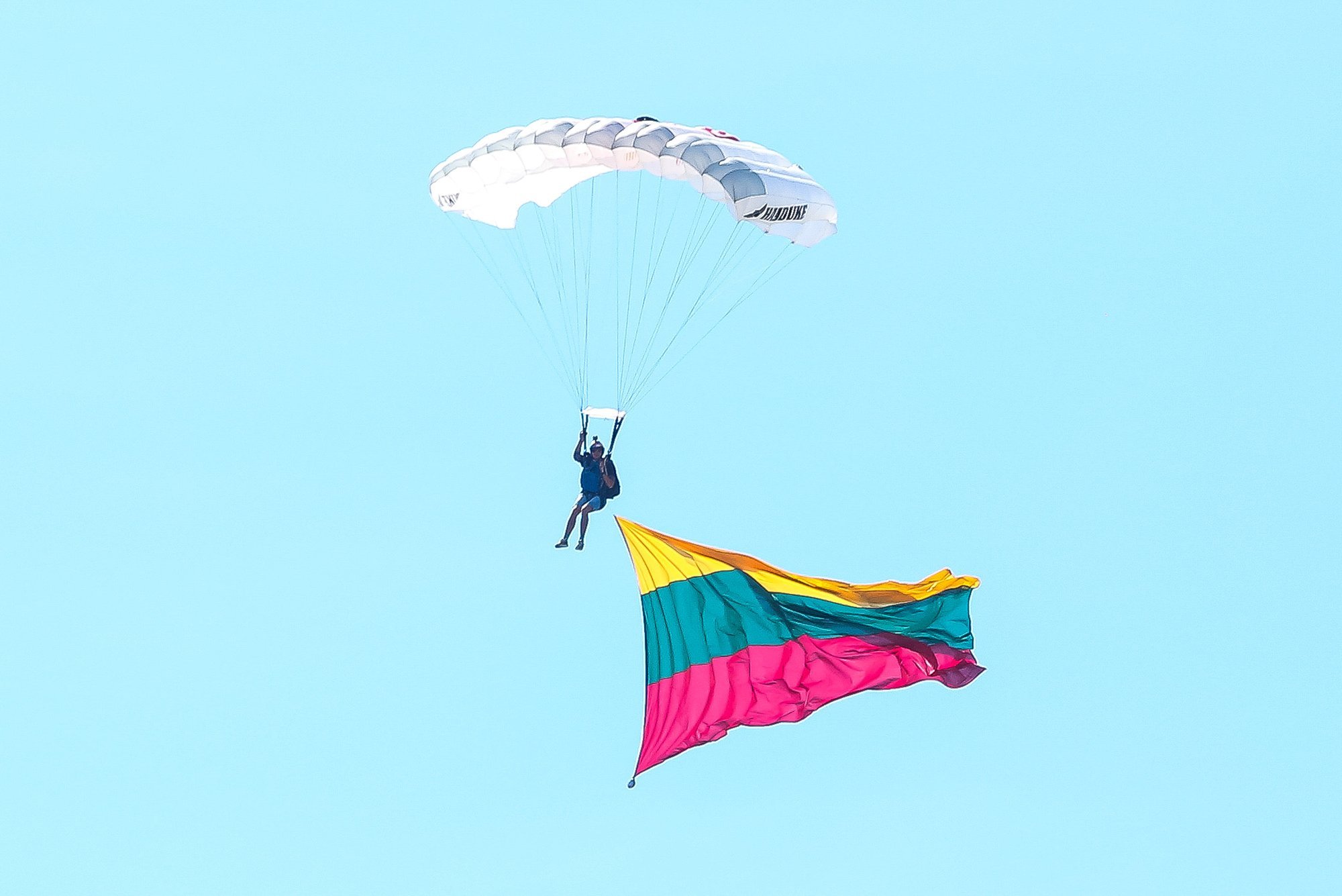 Neįtikėtiną pasirodymą atlikę oro akrobatai privertė aikčioti ...