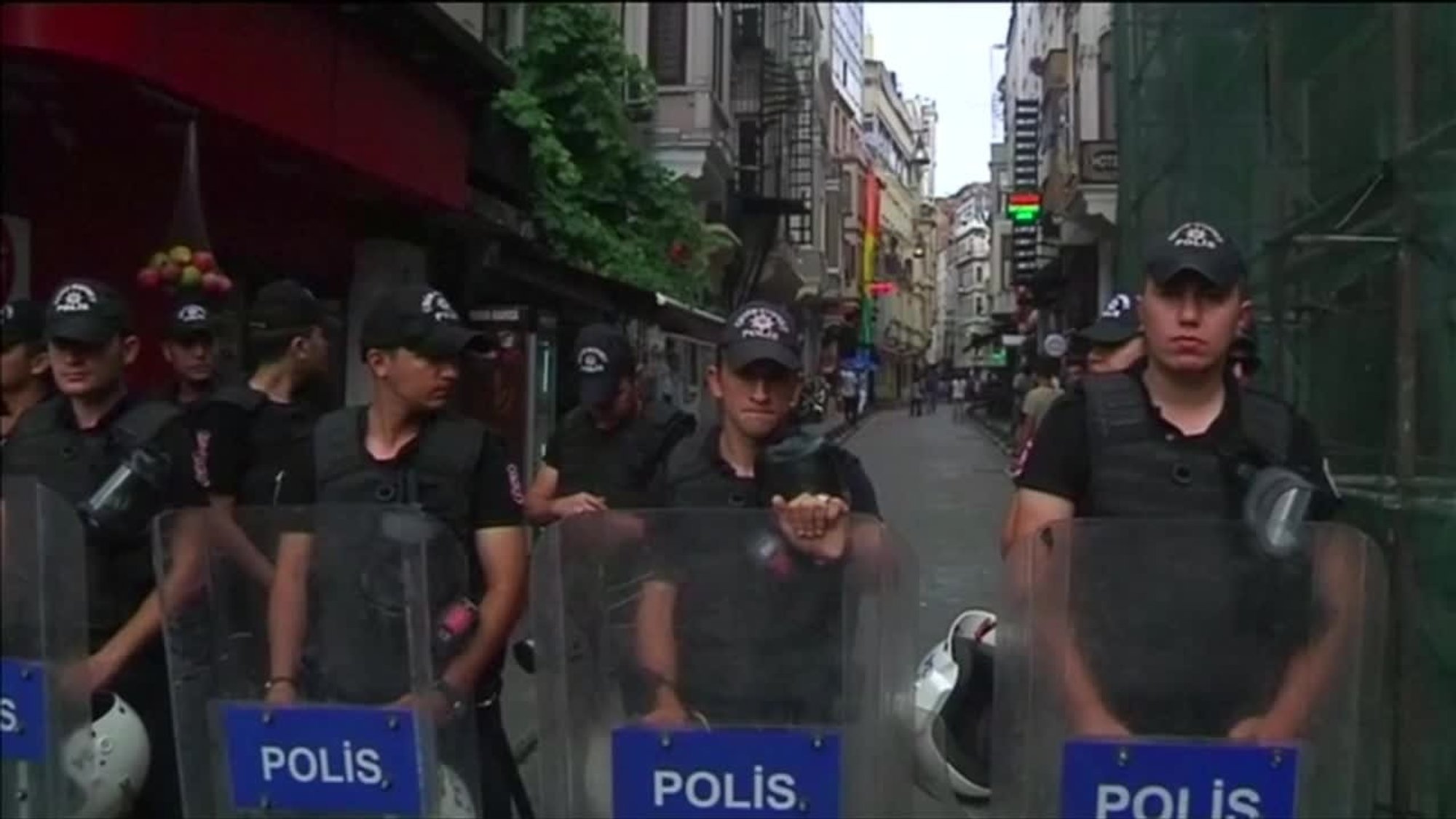 Policija Stambule išvaikė „Gay Pride“ eitynių dalyvius - Delfi TV