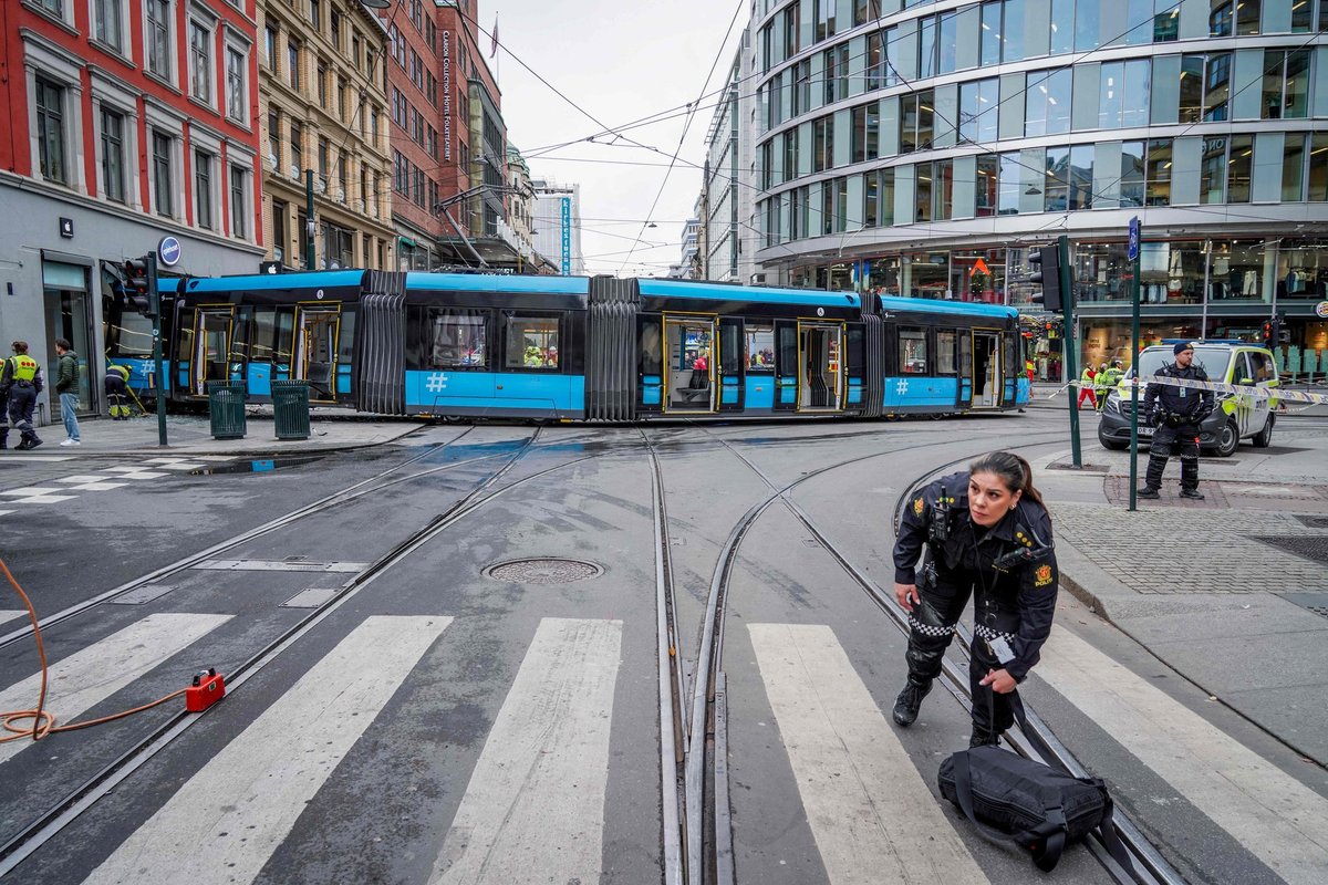 Tramvajus rėžėsi į „Apple“ parduotuvę Oslo centre - Delfi