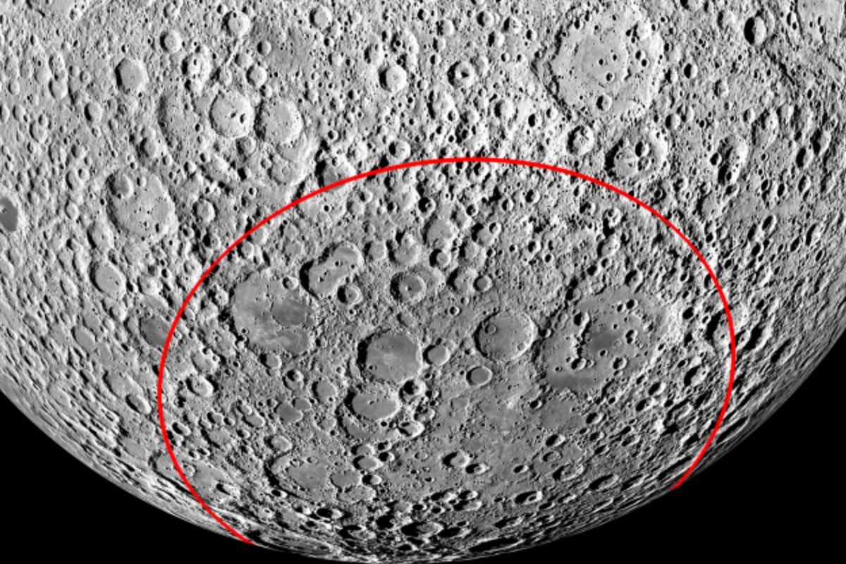 Mokslininkų dėmesį patraukė paslaptingo kraterio Mėnulio Pietų ...