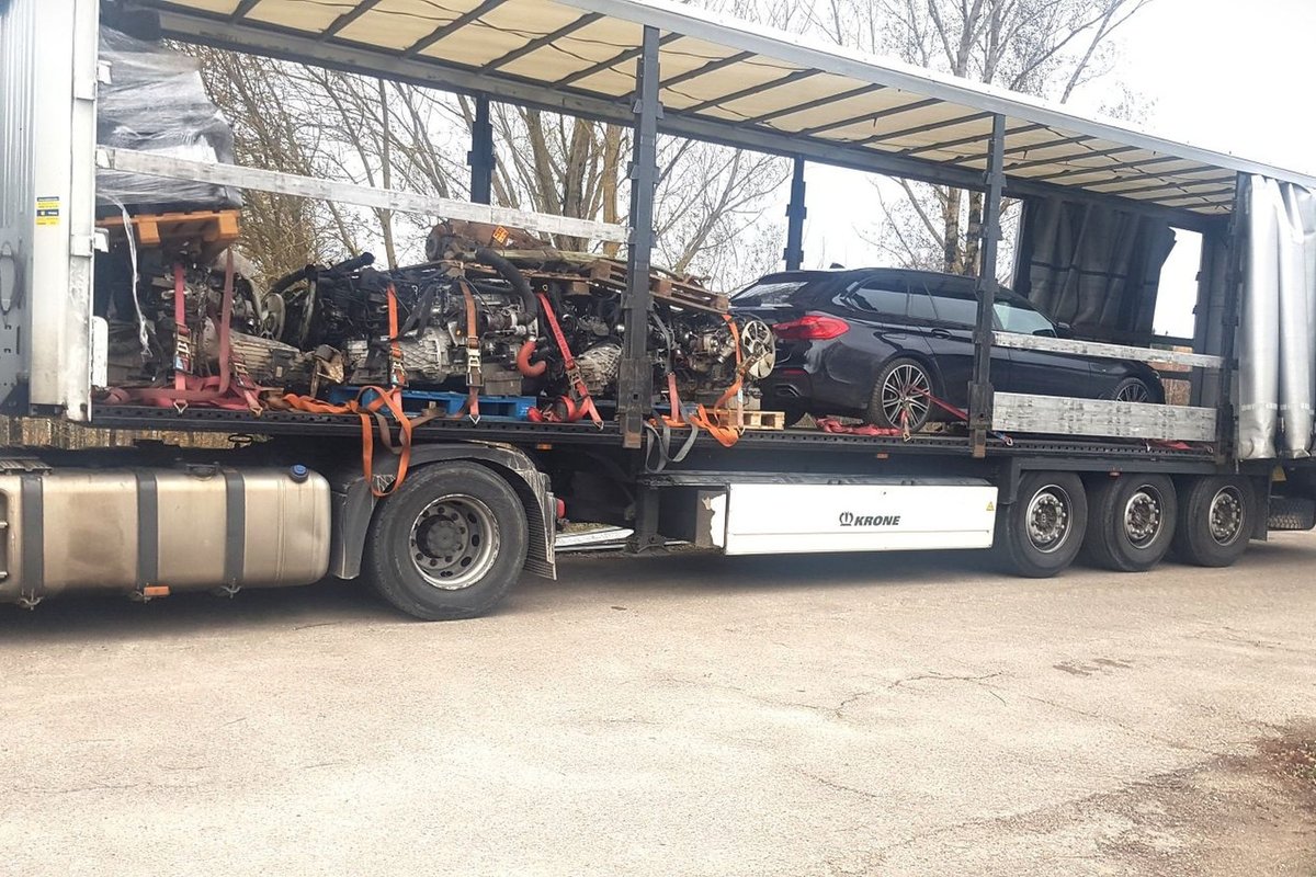 Vilkiko puspriekabėje – vogtas BMW ir mašinų varikliai - Delfi